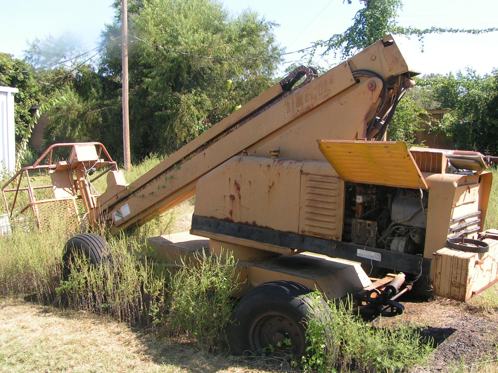 JLG Man Lift Model# 40F, S/N: 727026, 40' Lift Ht, Gasoline Wisconsin ...