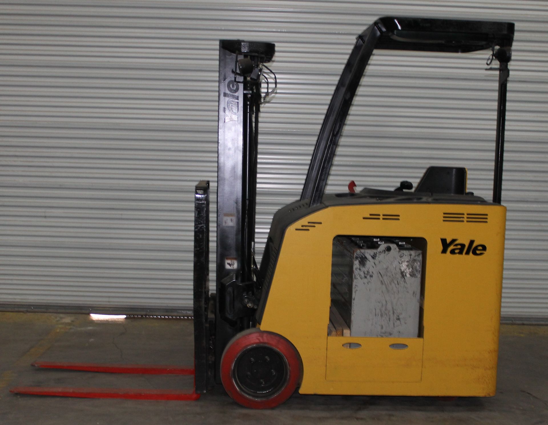 2004 YALE STANDUP ELECTRIC FORKLIFT, MODEL: ESC040FAN36TE082, CAPACITY ...