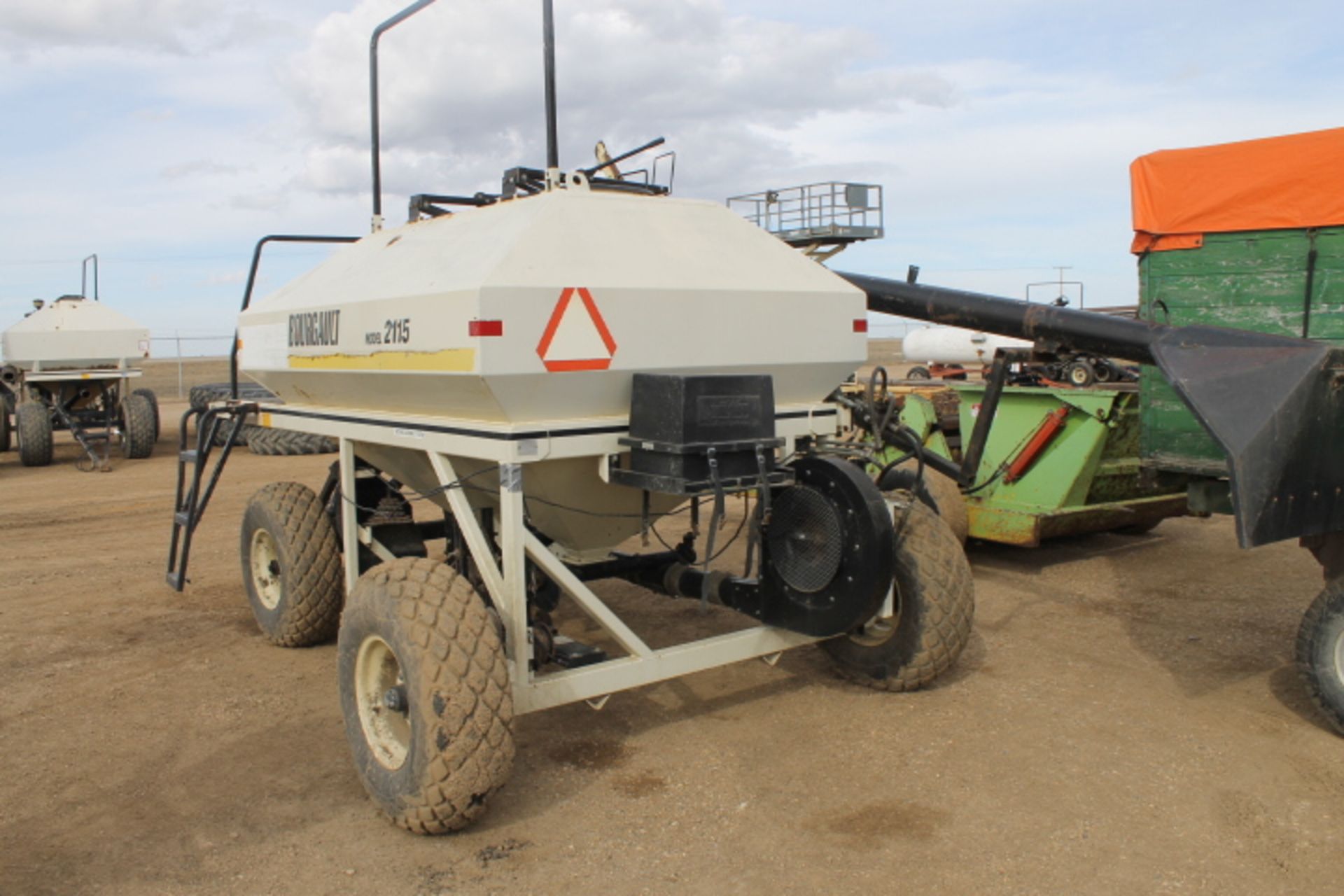 BOURGAULT 2115 AIR SEEDER TANK 115 BU, LOAD/UNLOAD AUGER, HYD DRIVE FAN ...