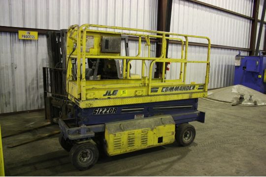 JLG MODEL CM-2033 COMMANDER ELECTRIC SCISSOR LIFT