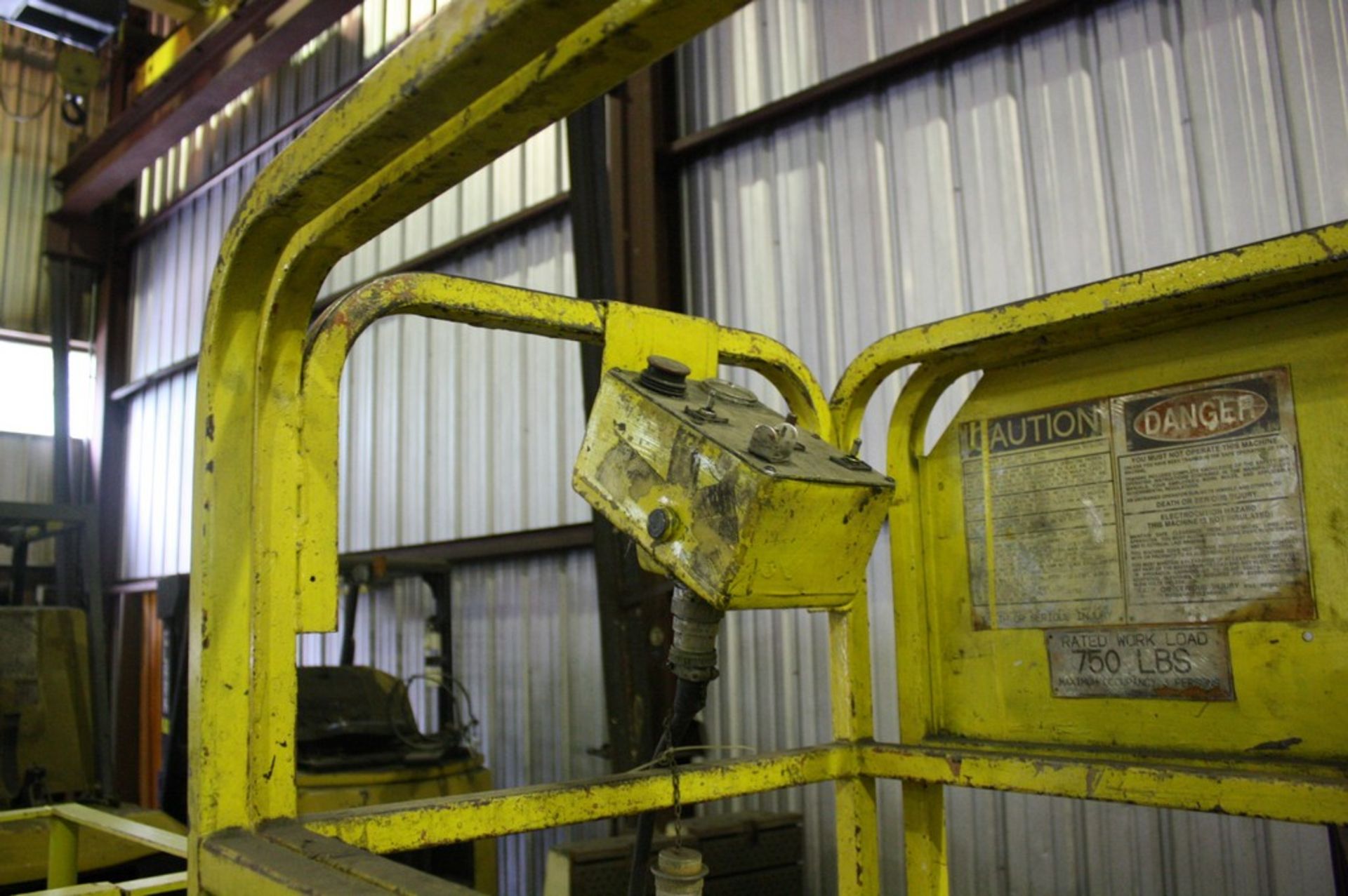 JLG MODEL CM-2033 COMMANDER ELECTRIC SCISSOR LIFT