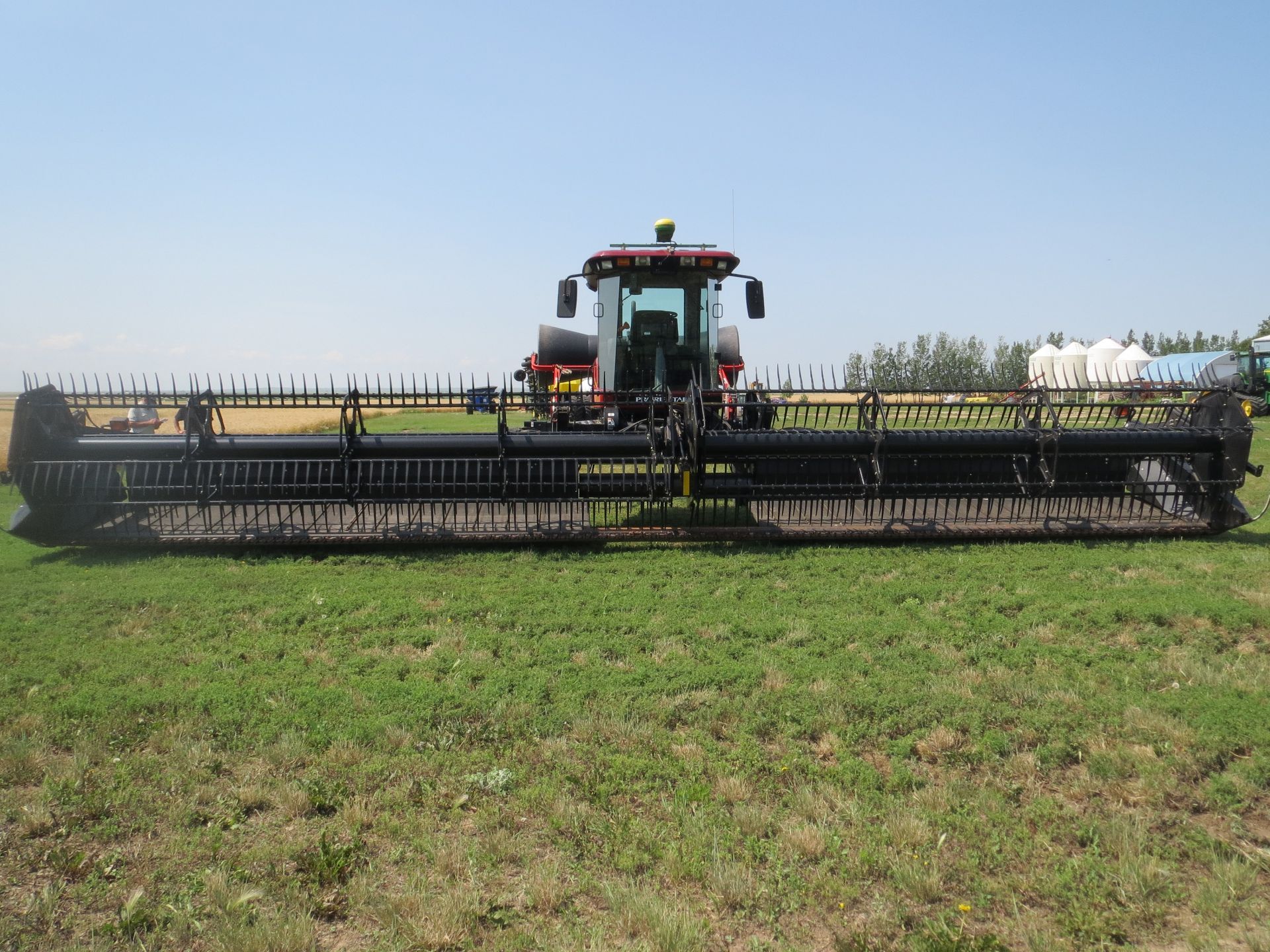 2005 PRAIRIE STAR 4952i SP SWATHER & MACDON 972 DRAPER HEADER; 838/1104 ...