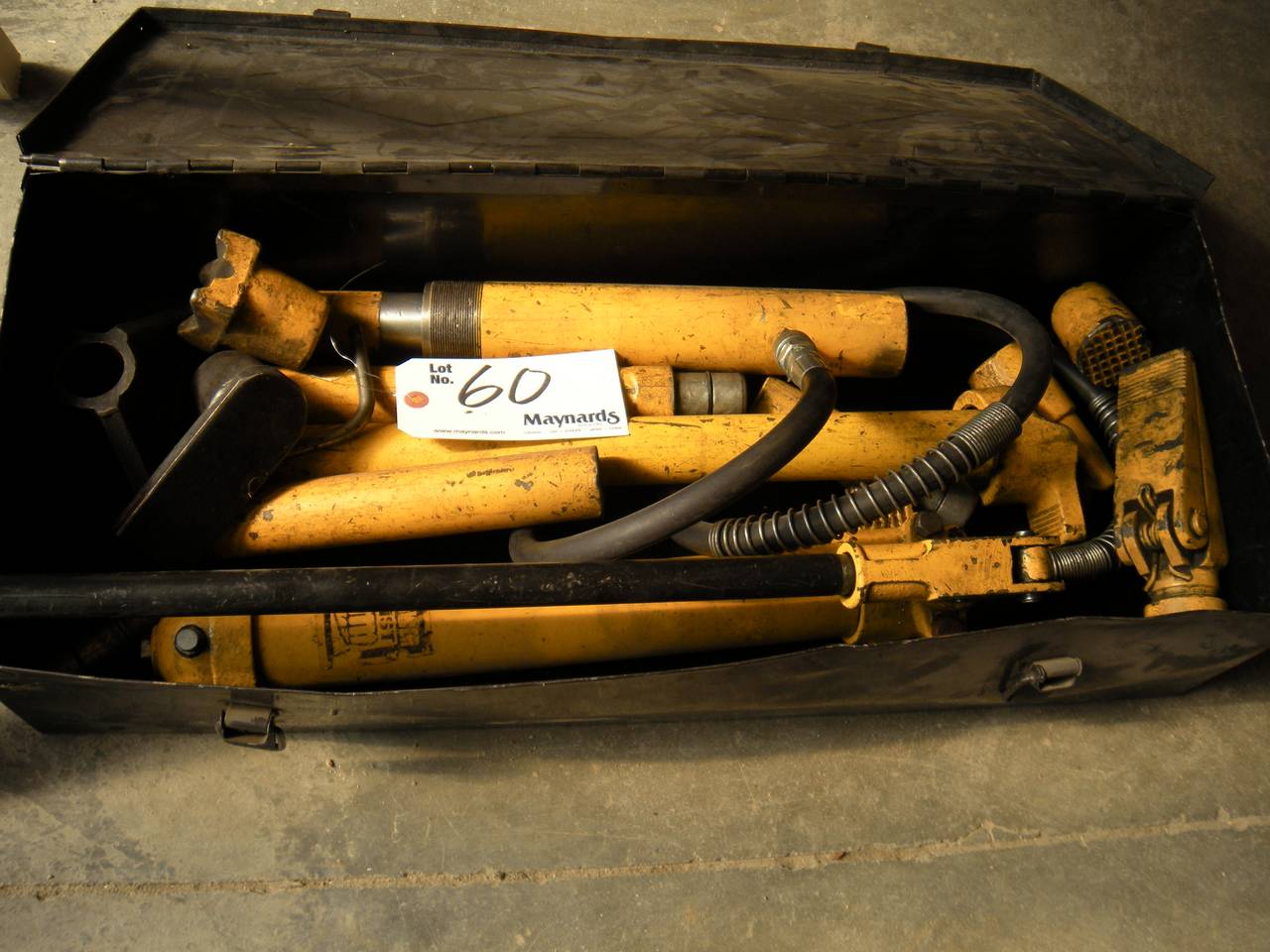 POWER FIST HYDRAULIC HAND PUMP WITH HYDRAULIC RAM, SPREADER AND ACCESSORIES