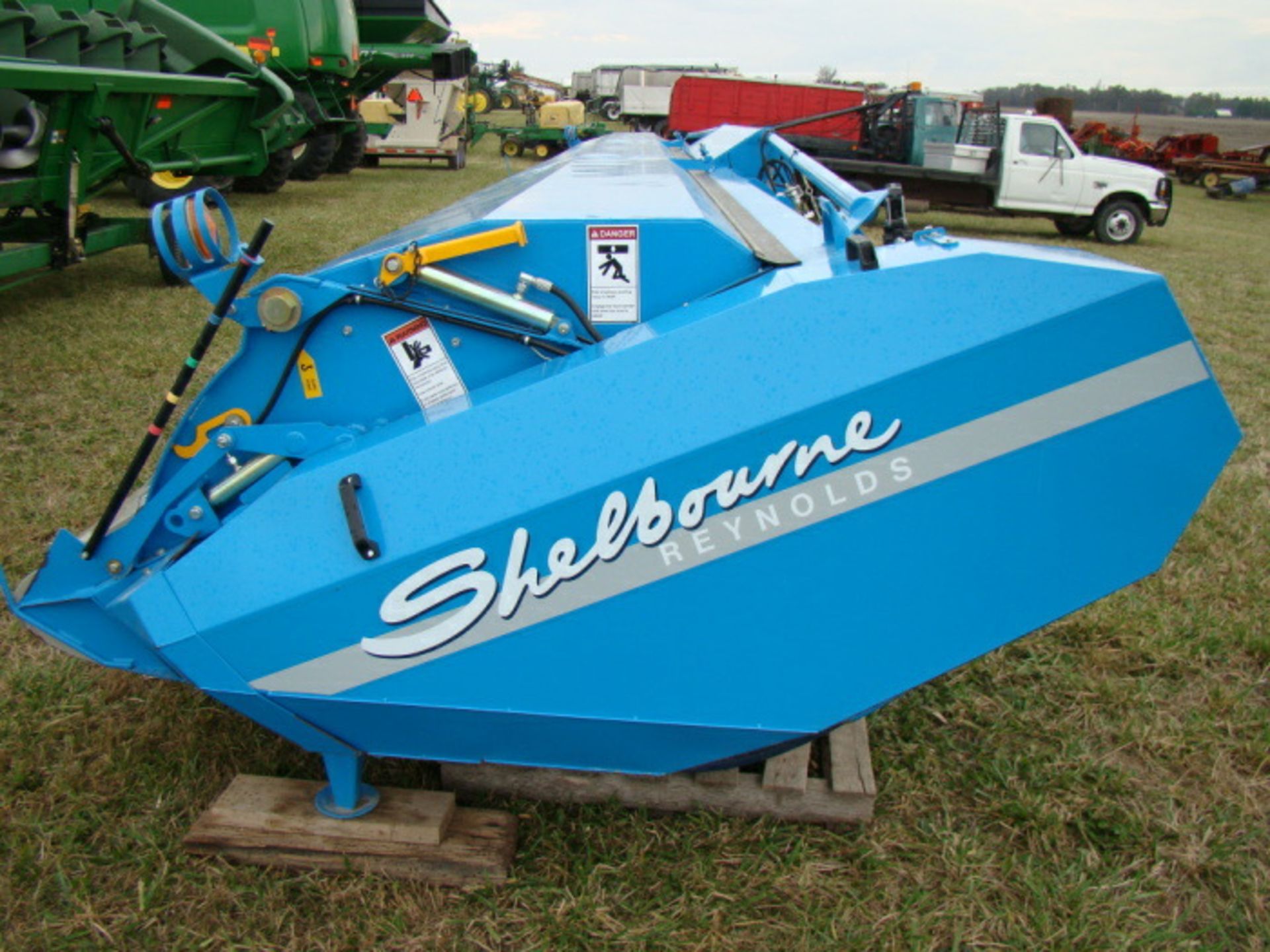 Lot 4: 2013 Shelbourne stripper header 32ft for wheat & small seeds ...
