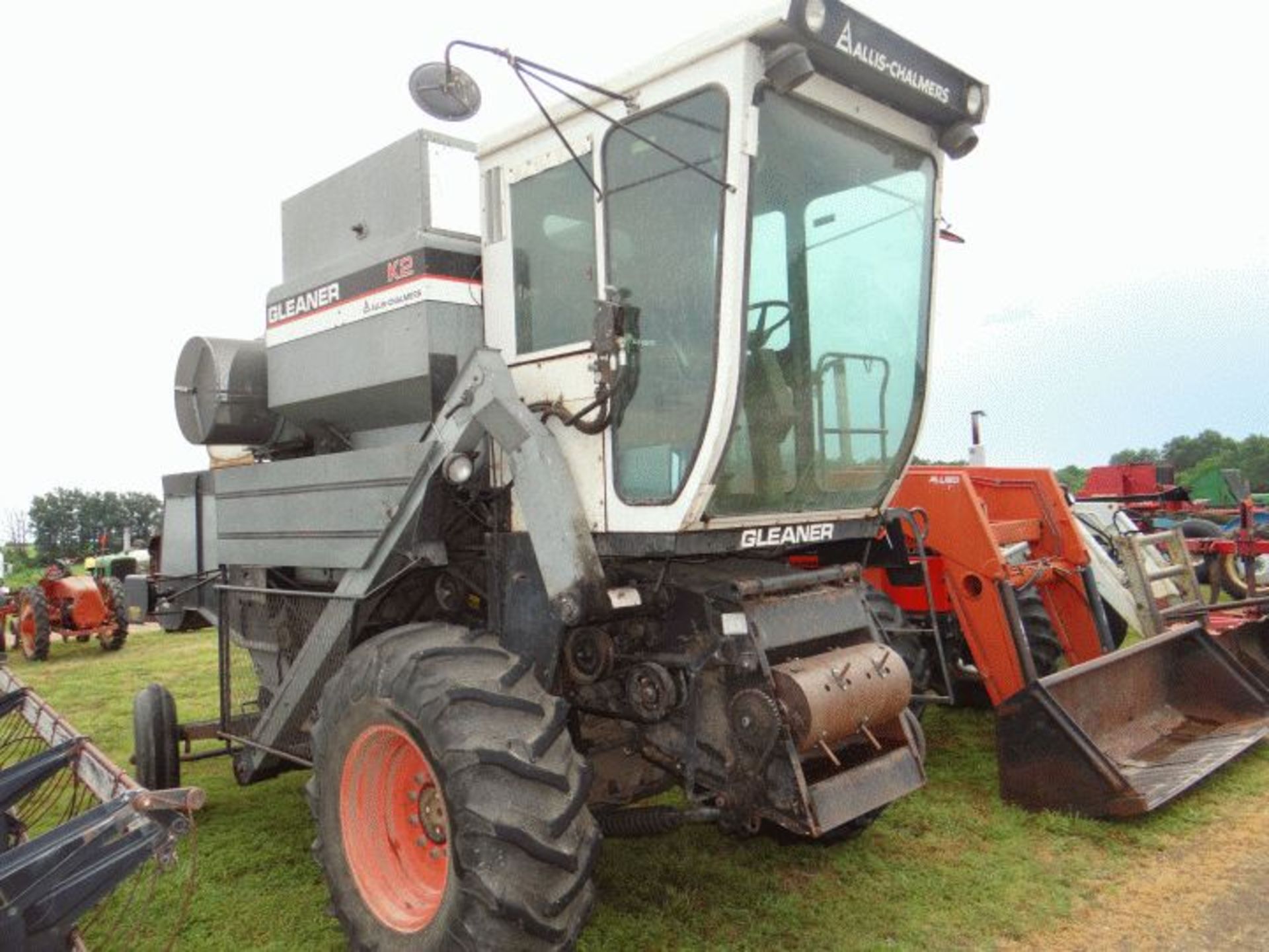 Lot: 1095 -Gleaner K2 Combine w/13' Grain Head