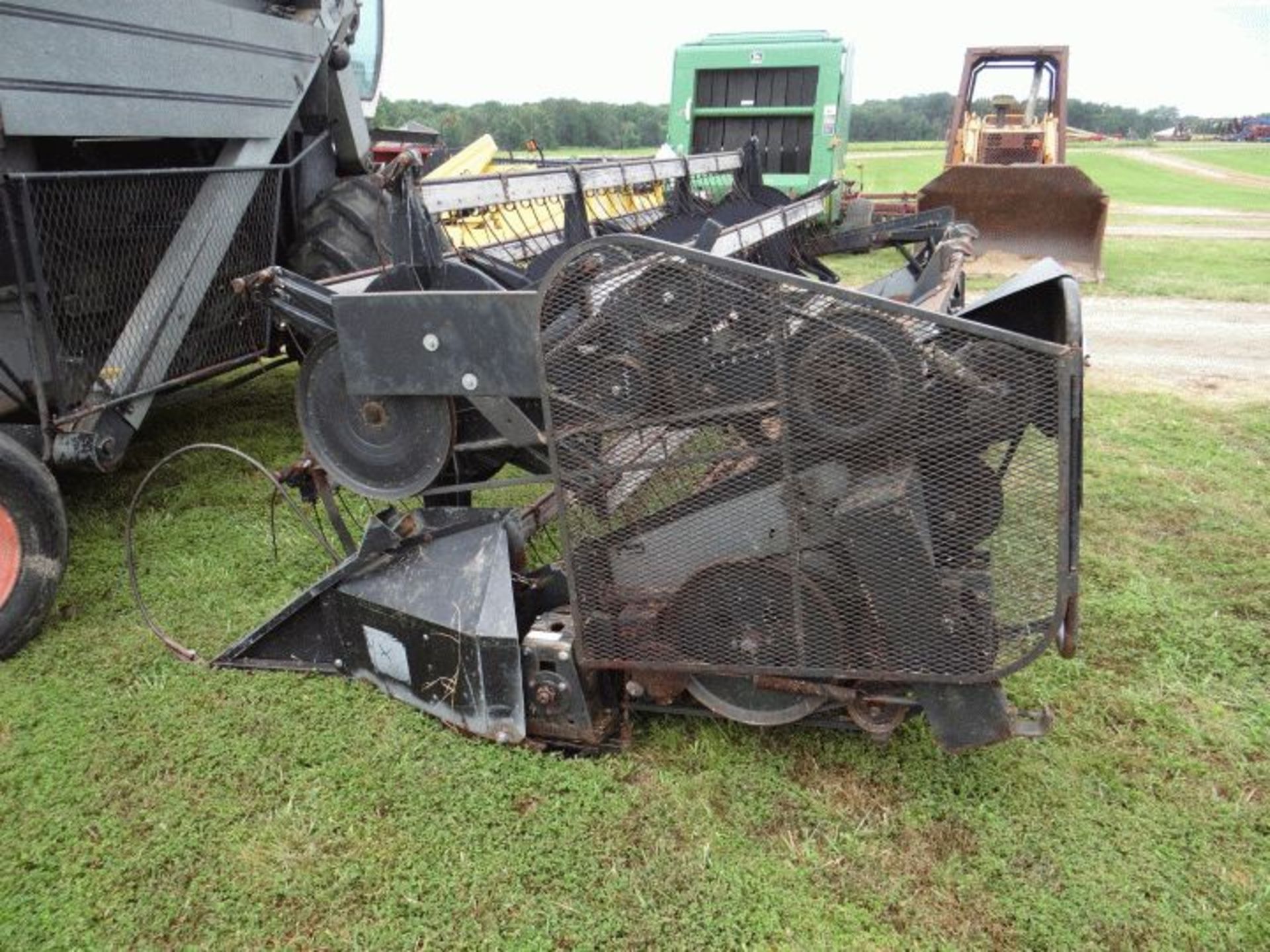 Lot: 1095 -Gleaner K2 Combine w/13' Grain Head