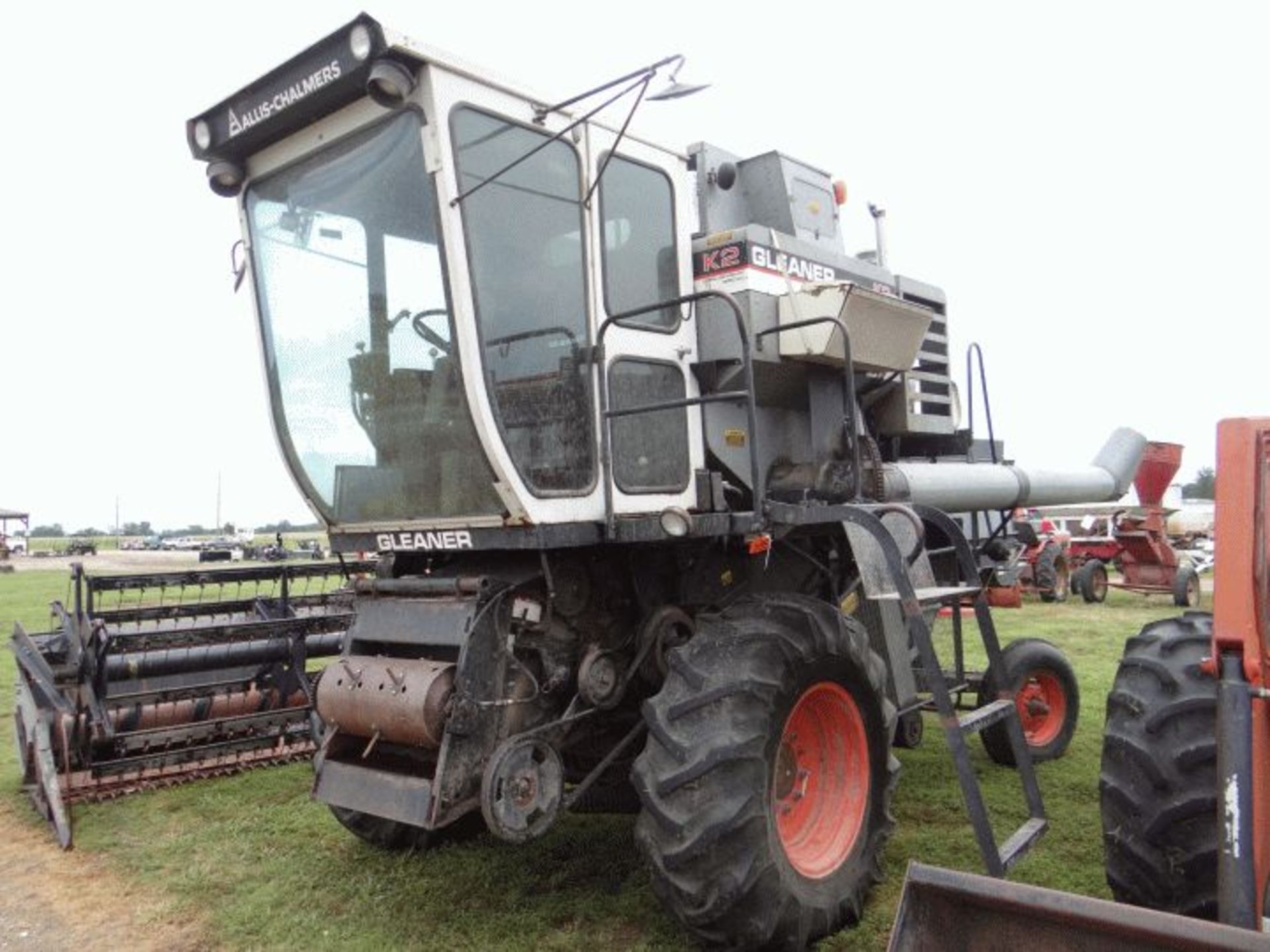 Lot: 1095 -Gleaner K2 Combine w/13' Grain Head
