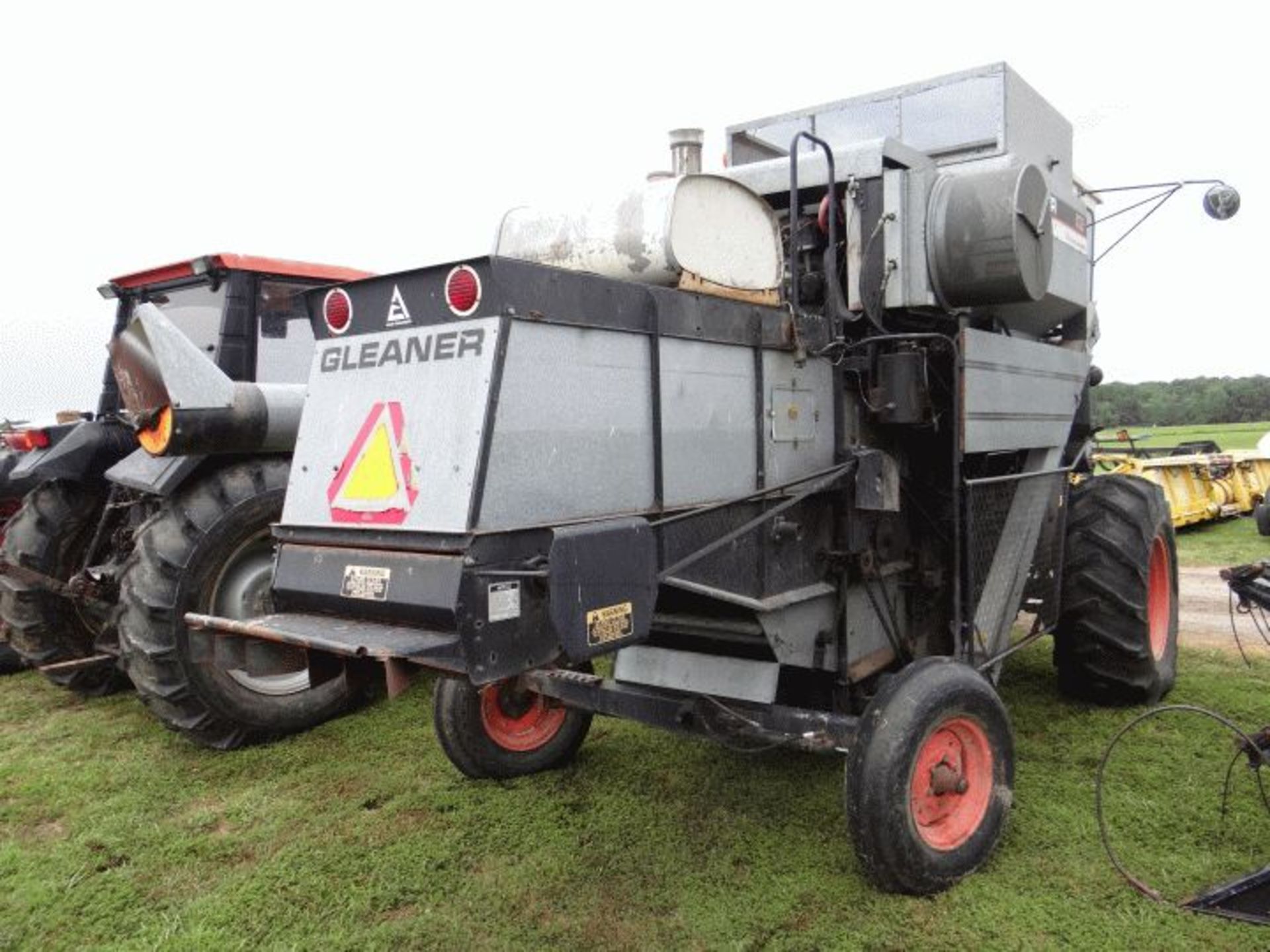 Lot: 1095 -Gleaner K2 Combine w/13' Grain Head