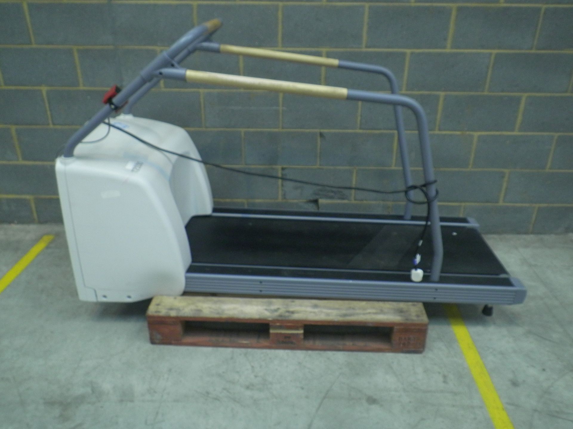 GE T2100 Treadmill *Powers Up*