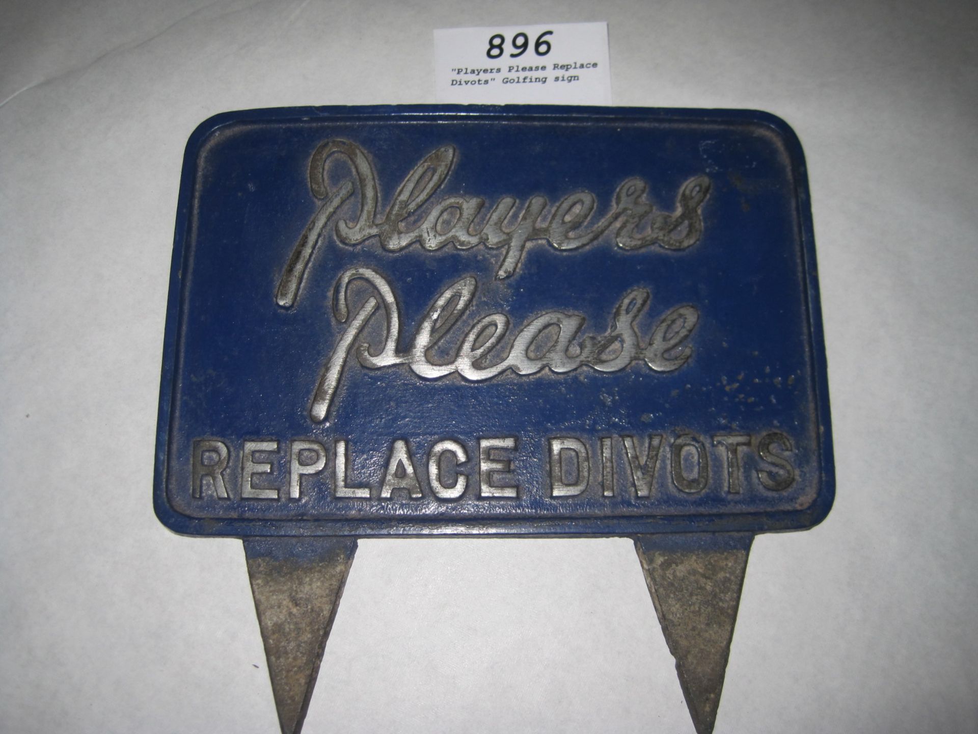 'Players Please Replace Divots' Golfing sign