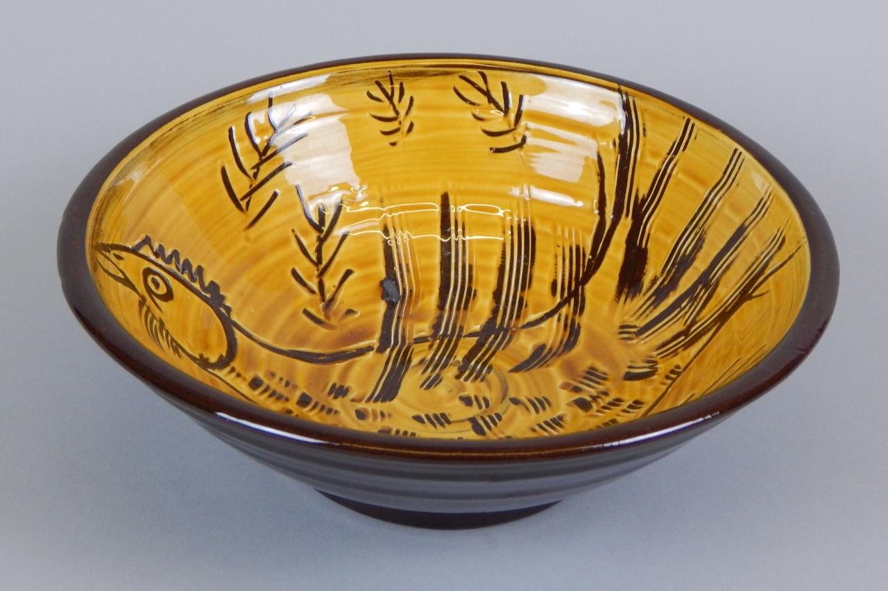 A Robert Blatherwick studio pottery bowl, with sgraffito decoration of ...