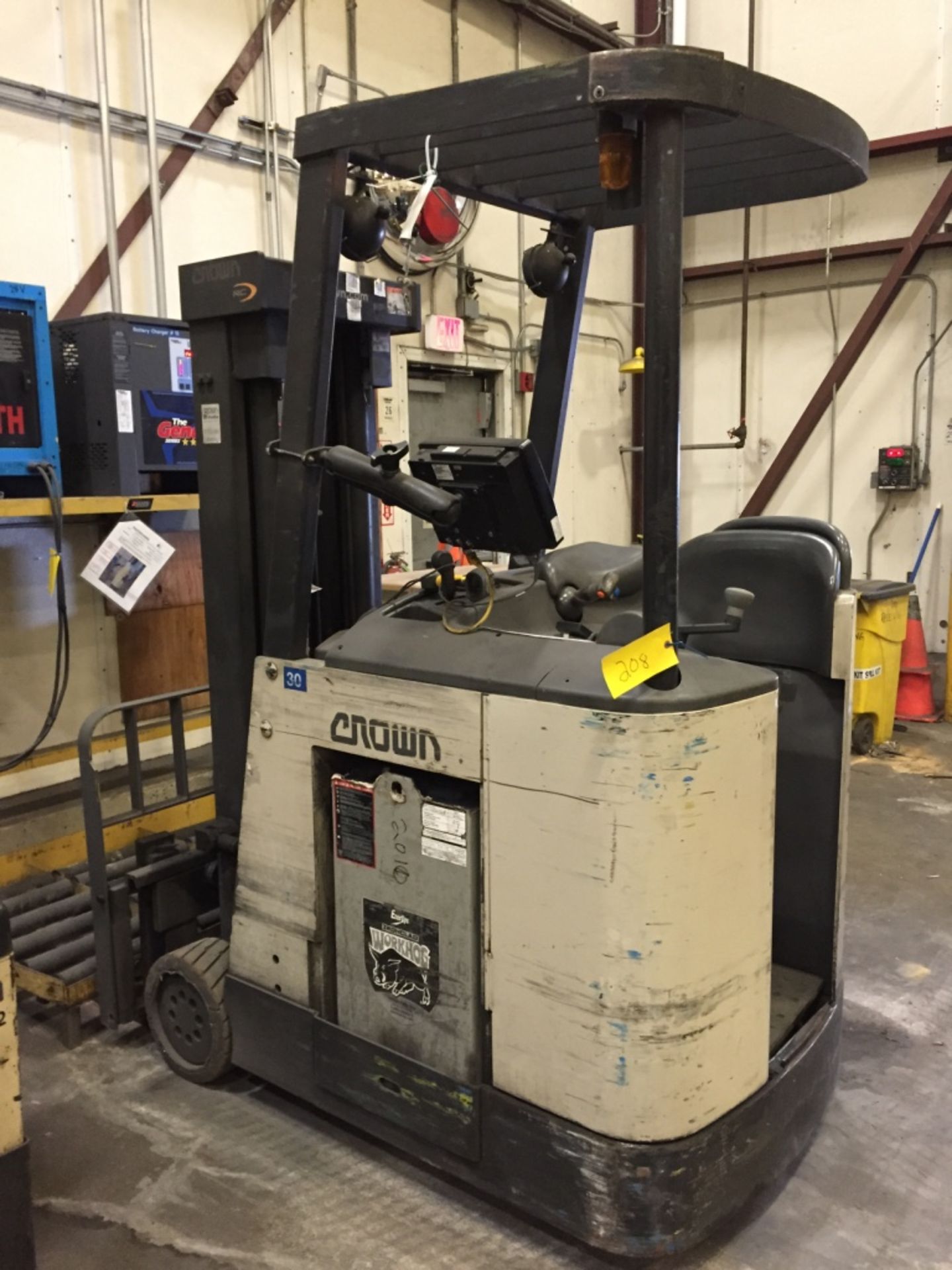 Crown Stand Up Ride On Pallet Jack RC 3000 Series Electric S/N 1A292598 ...
