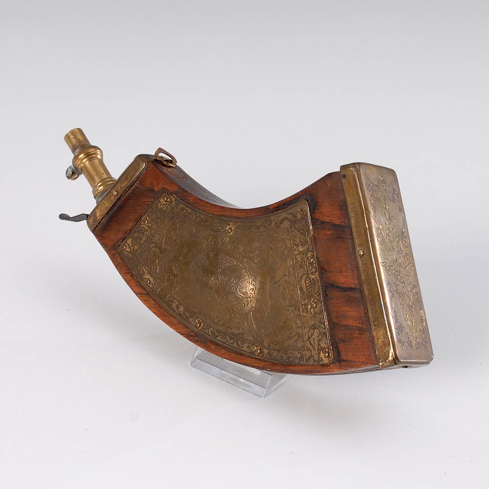 Pulverhorn. 19. Jh. Nussbaum(?) mit Messing-Montierung, "OTTONE Filippo ...