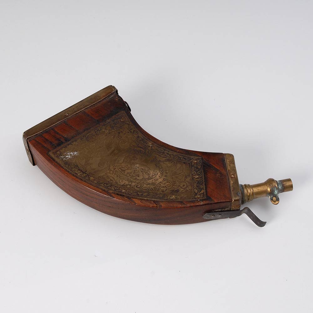 Pulverhorn. 19. Jh. Nussbaum(?) mit Messing-Montierung, "OTTONE Filippo ...