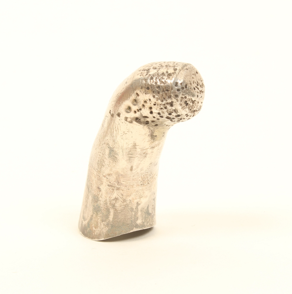 A silver finger cover to the lower finger joint, 5cm.