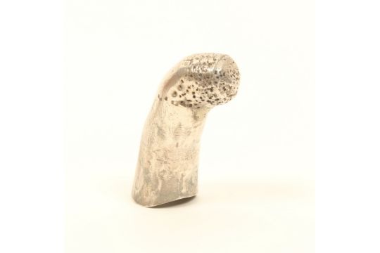 A silver finger cover to the lower finger joint, 5cm.