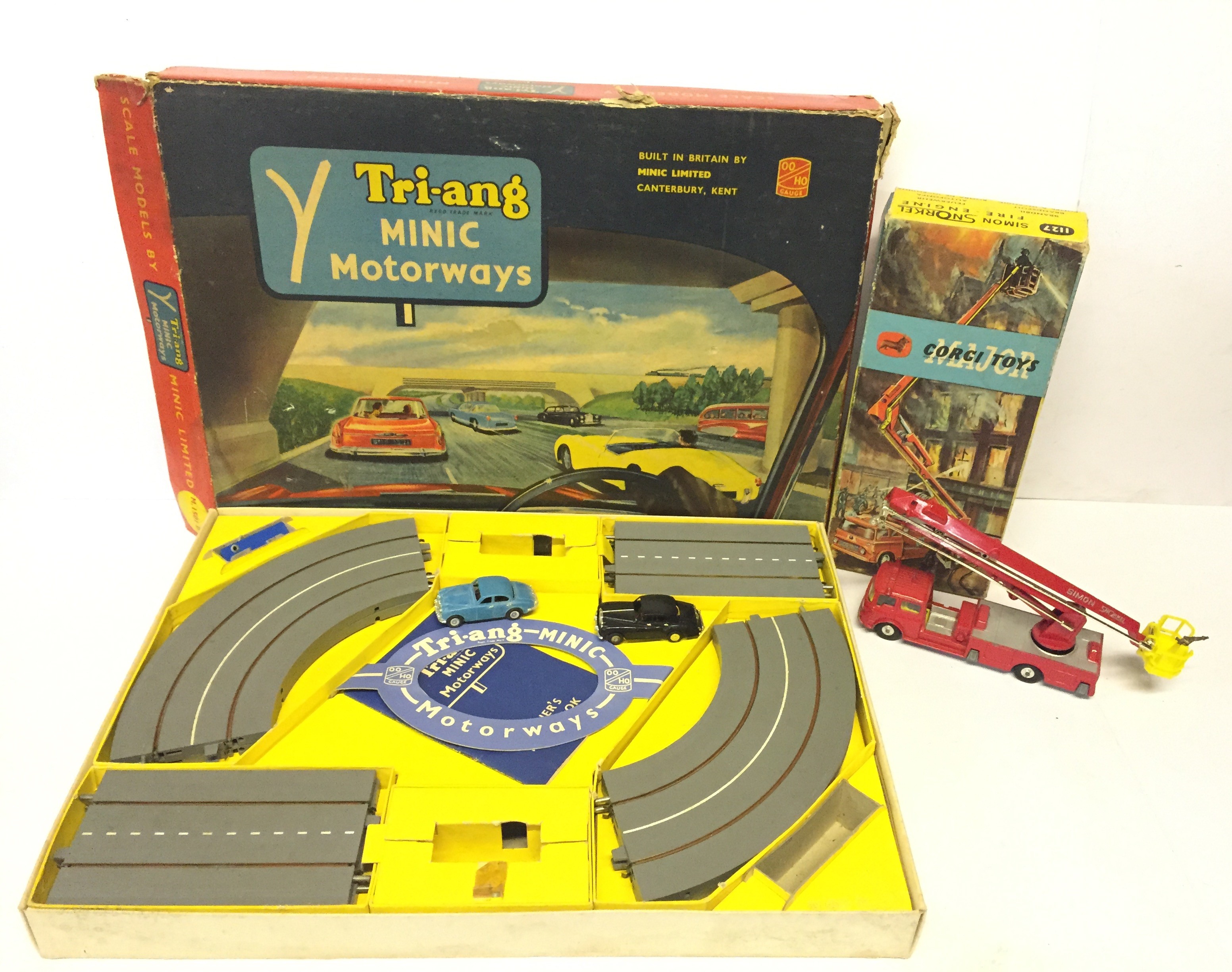 Triang Minic Motorways M1501D Set, comprising two cars (usual white ...