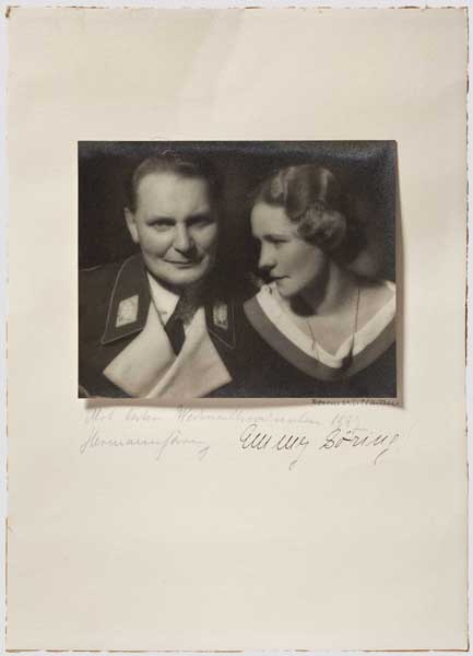 Hermann und Emmy Göring - Portraitfoto mit Weihnachtswidmung 1937 ...