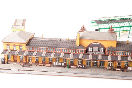 A finely-detailed H0 Scale model of Bonn Hauptbahnhof, including main ...
