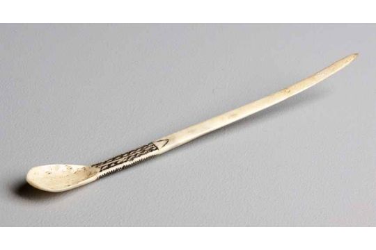 A CARVED ZULU BONE SNUFF SPOON the handle with geometric decoration 16 ...