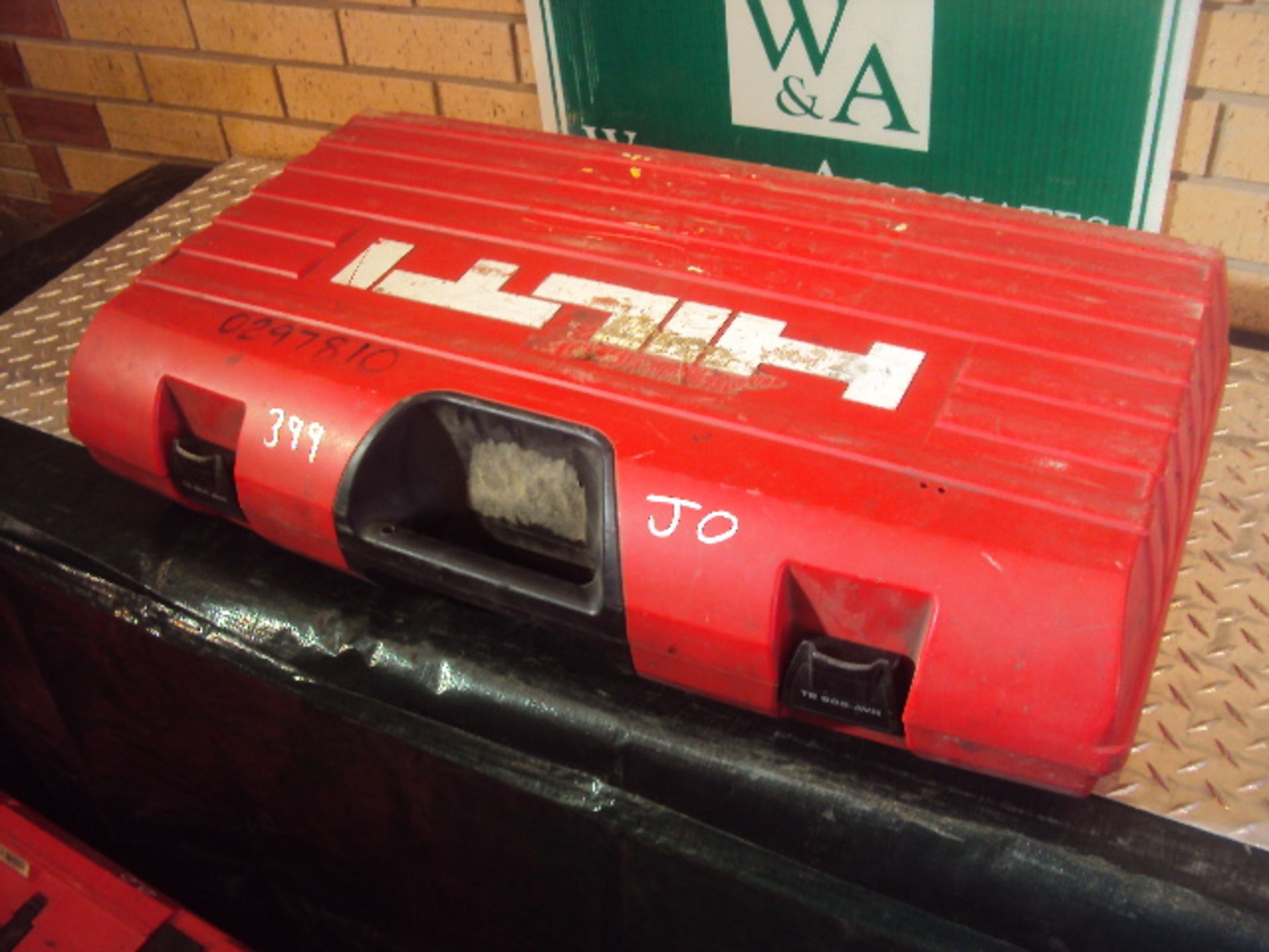HILTI TE905 AVR 110v heavy breaker c/w case