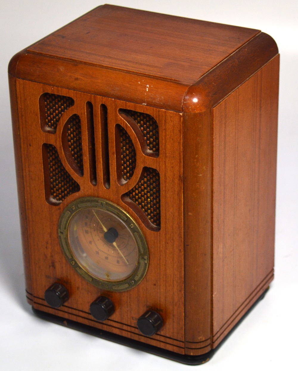 A vintage Steepletone NR8-80 wooden cased radio of small proportions ...