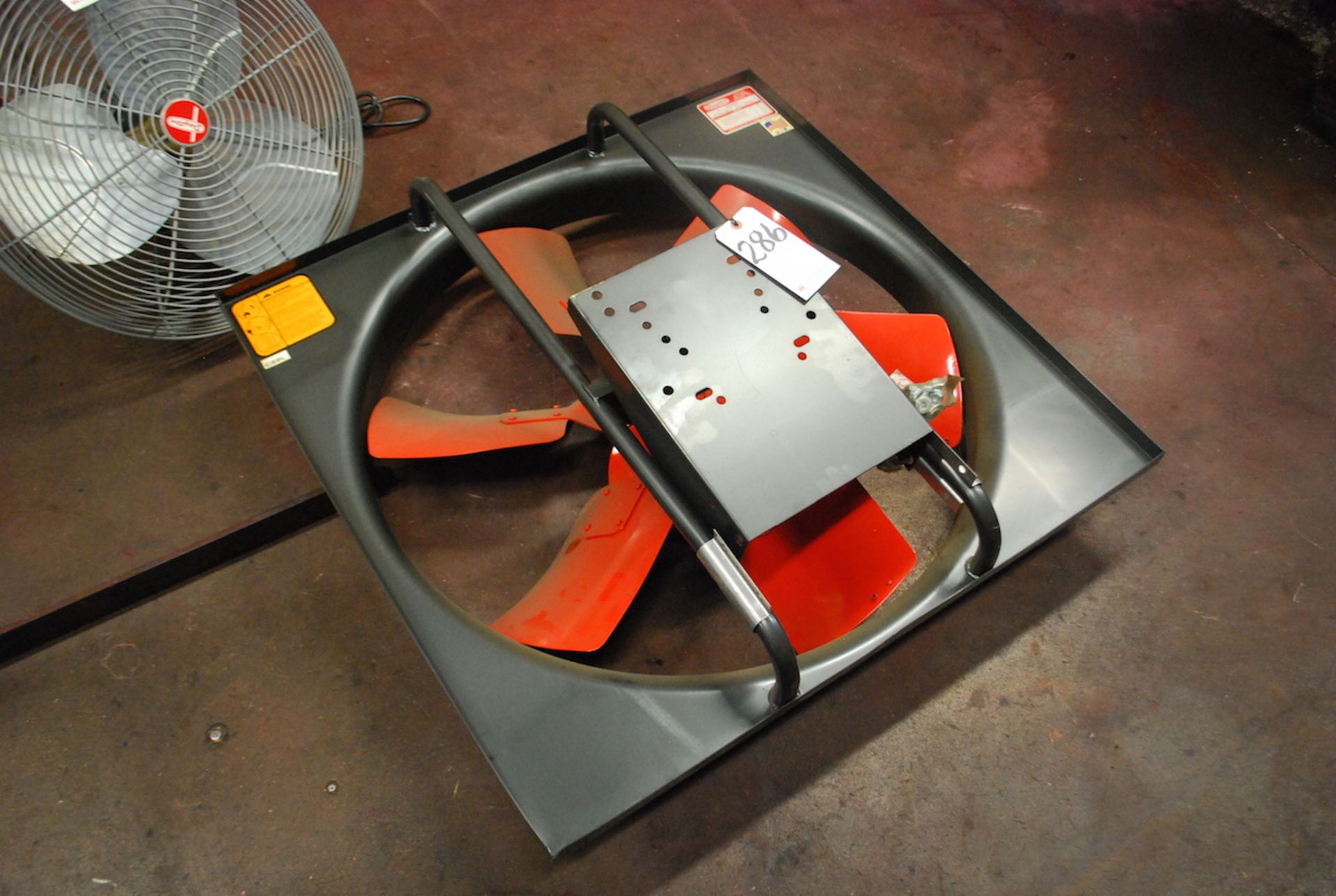 LOT: DAYTON VERTICAL BELT DRIVE EXHAUST FAN & DAYTON WALL MOUNT FAN