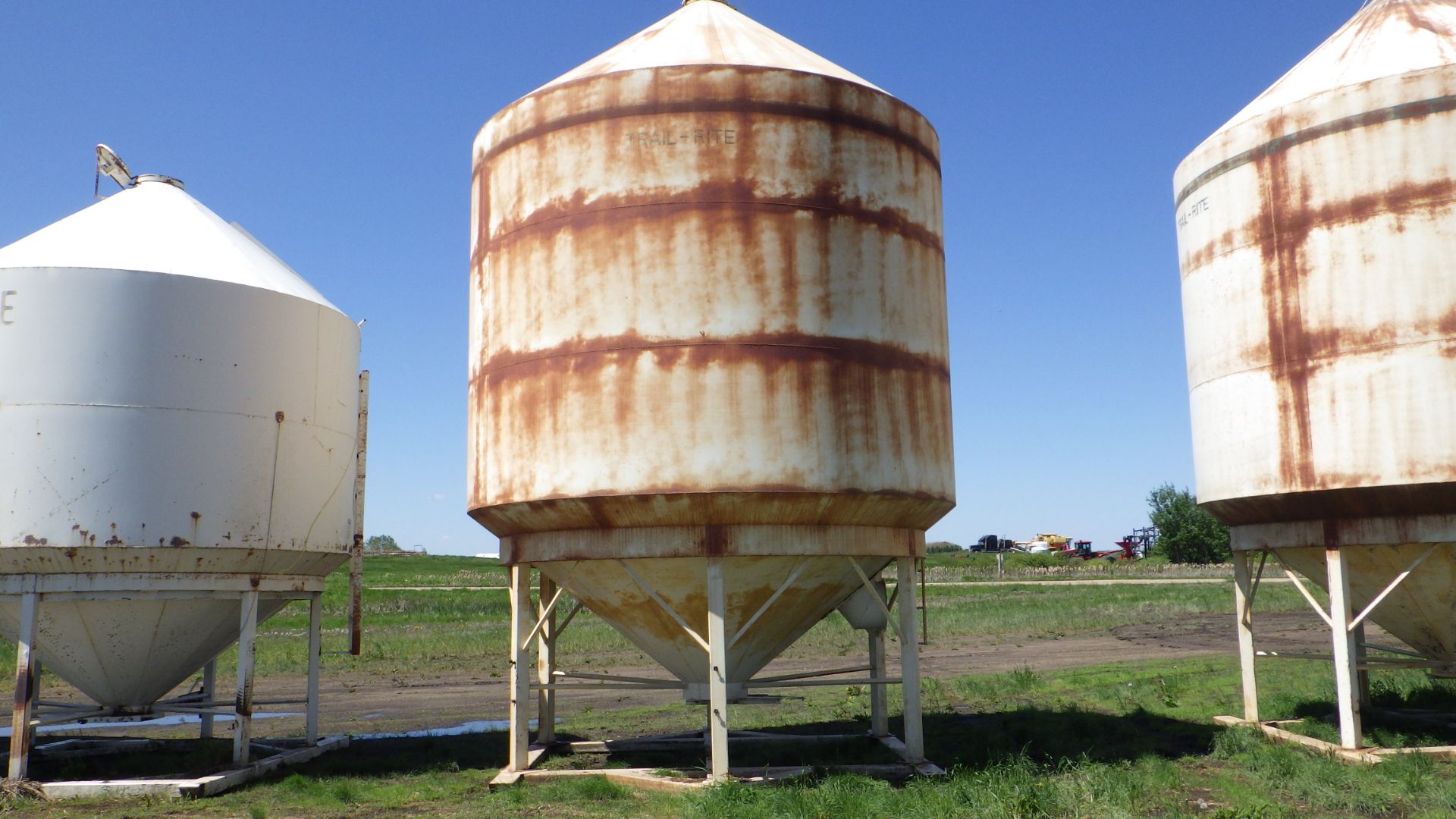 Trail Rite grain bin 2000 bushel, no aeration fan but pipes inside 16 ...