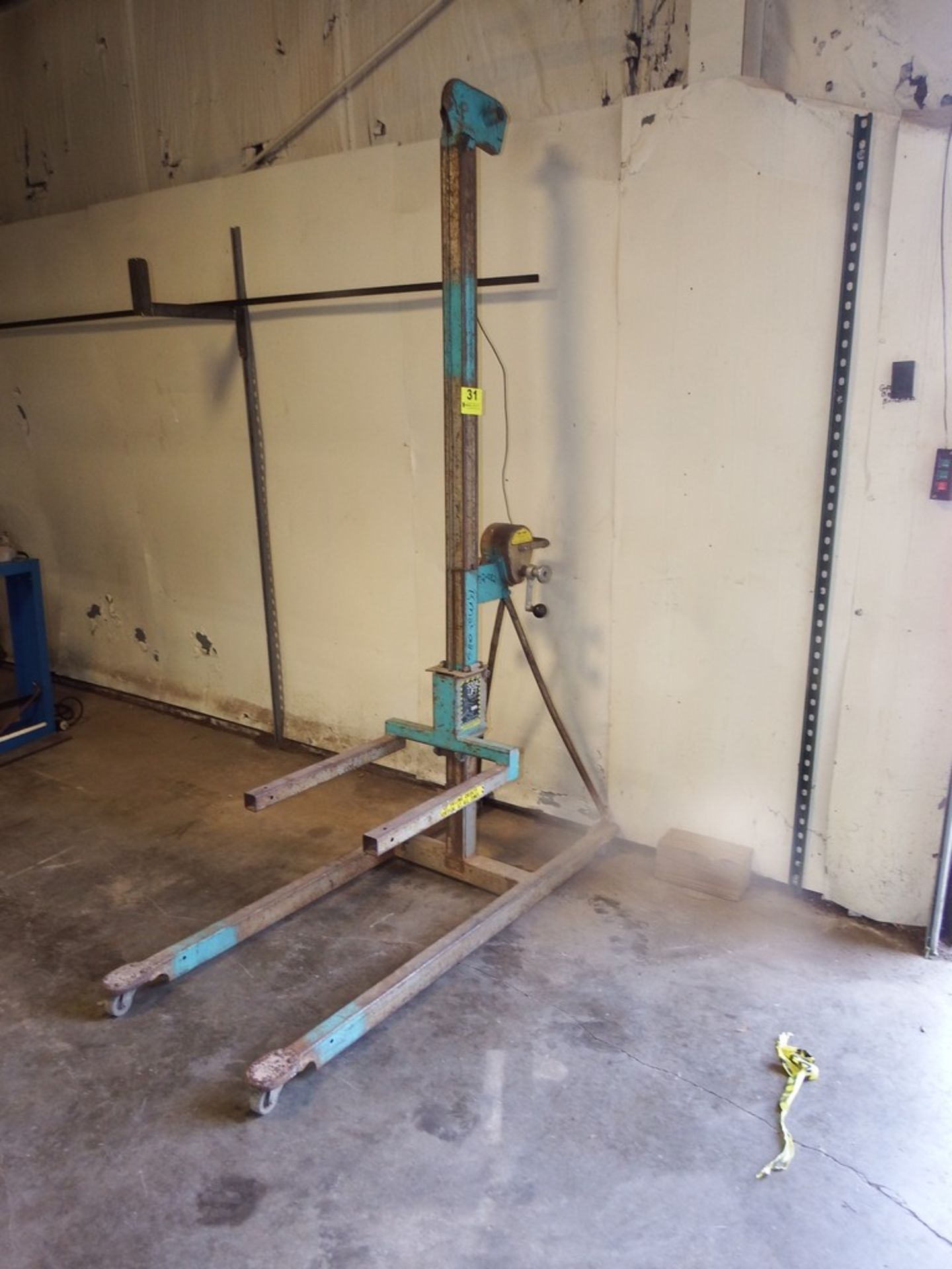 VERMETTE MODEL 520-A 500 LB MATERIAL LIFT
