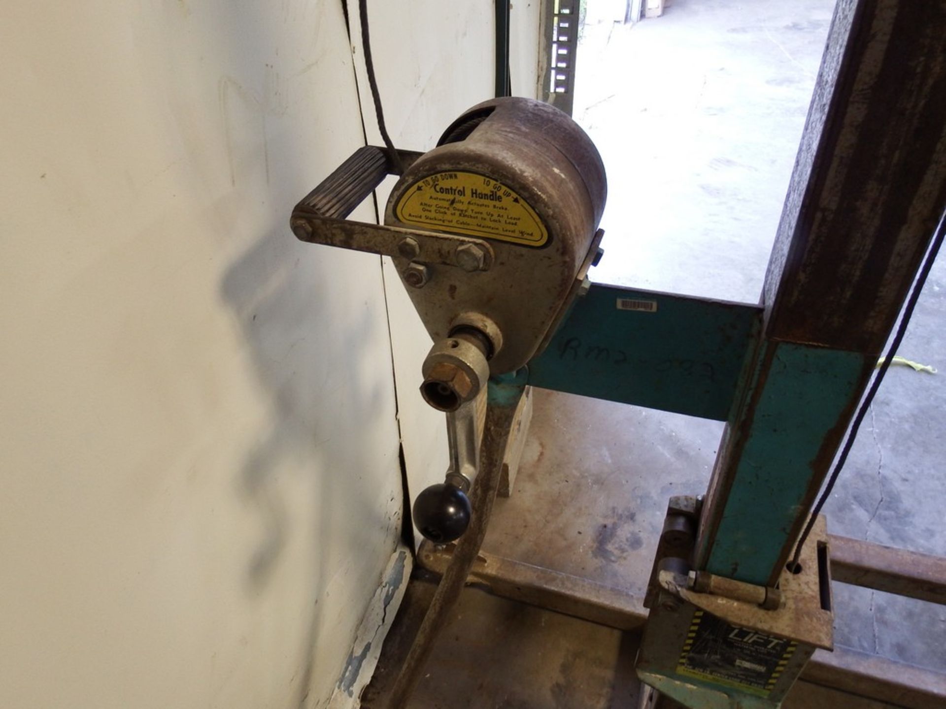VERMETTE MODEL 520-A 500 LB MATERIAL LIFT