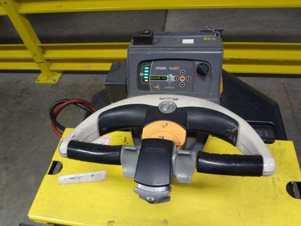 6,000 LB CROWN MODEL PC4500-60 ELECTRIC STAND-UP RIDER DOUBLE PALLET ...