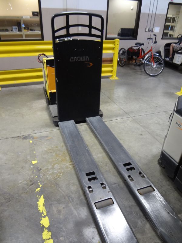 6,000 LB CROWN MODEL PC4500-60 ELECTRIC STAND-UP RIDER DOUBLE PALLET ...