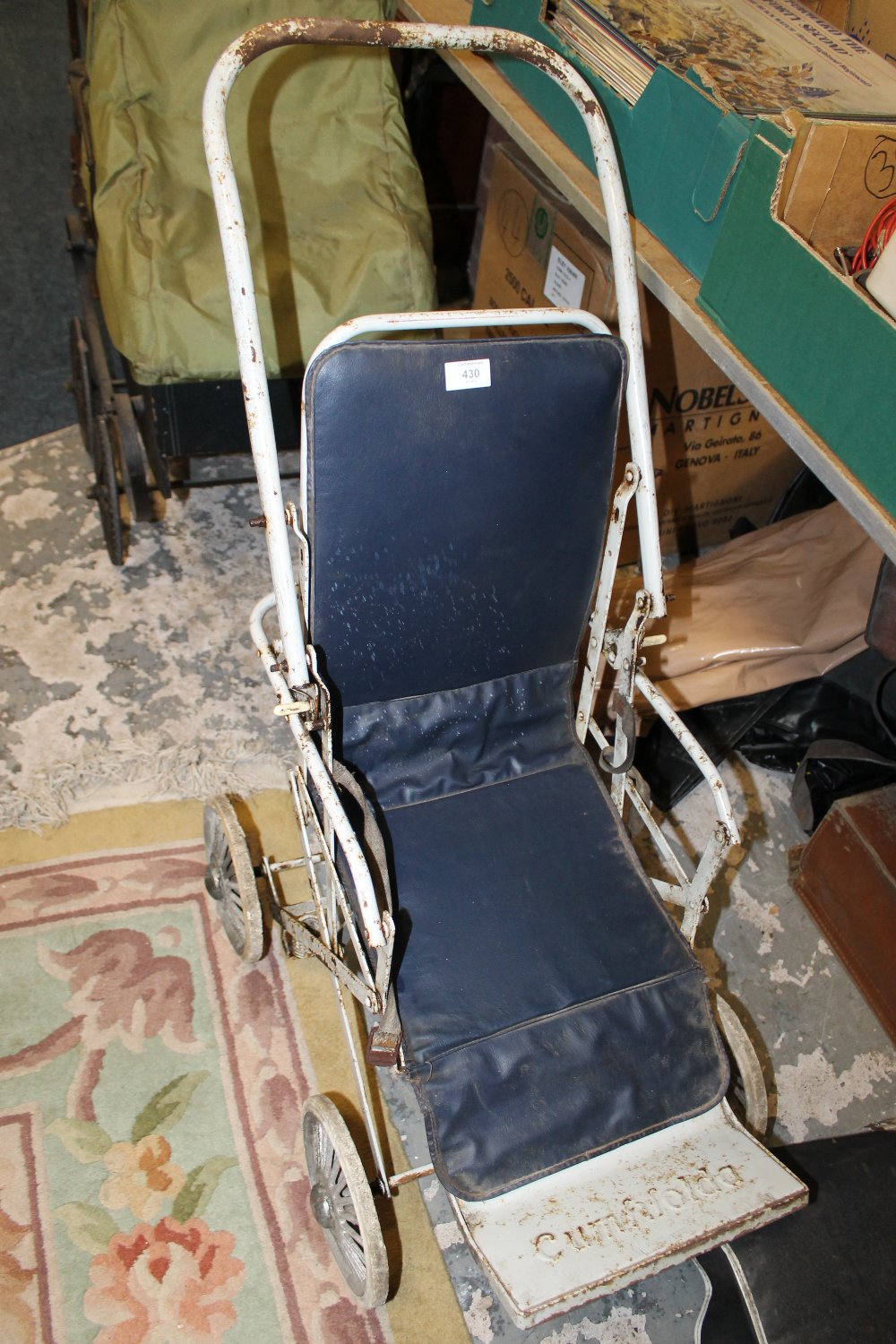 A VINTAGE 1940S/50S ERA 'CUMFIFOLD' FOLDING PUSHCHAIR