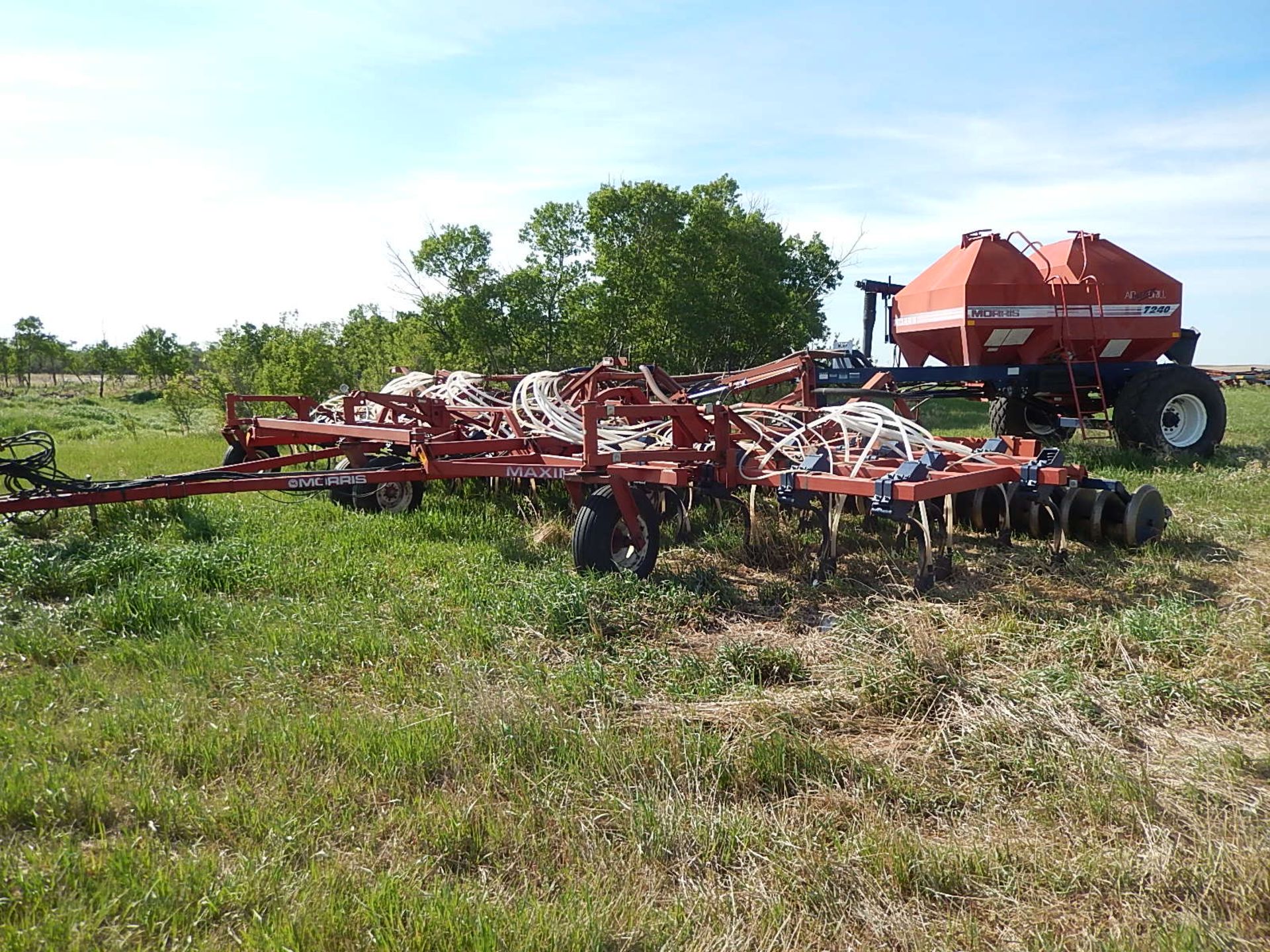 Morris Maxim 39 ft. air seeder w/ Morris 7240 air tank, 240 bushel tank ...