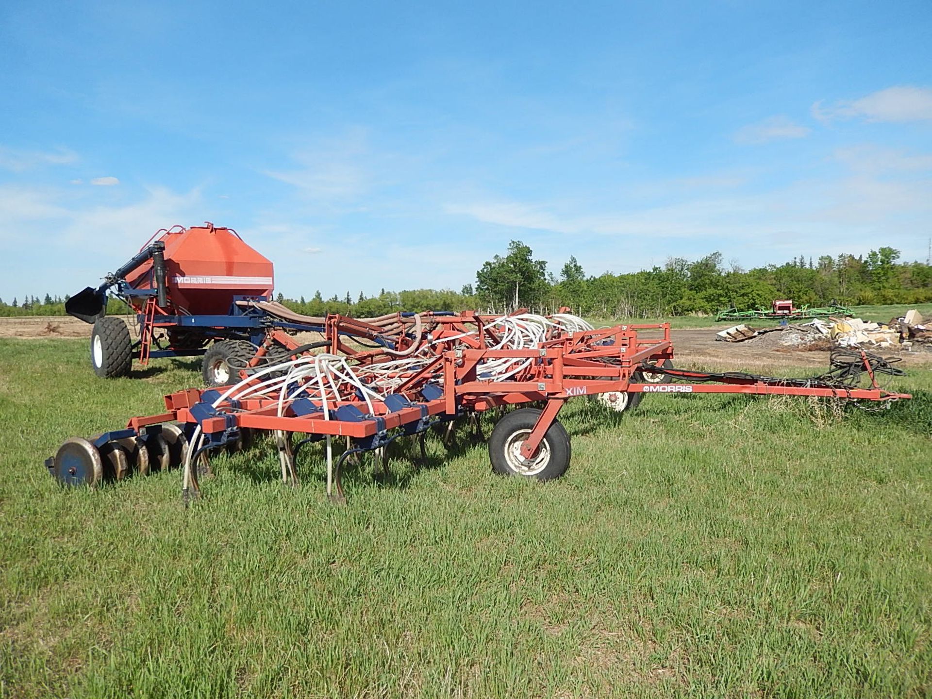 Morris Maxim 39 ft. air seeder w/ Morris 7240 air tank, 240 bushel tank ...