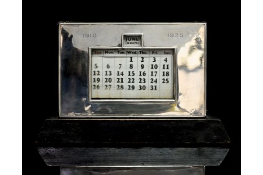 An Art Deco silver desk calendar, plain, rectangular form with glazed ...