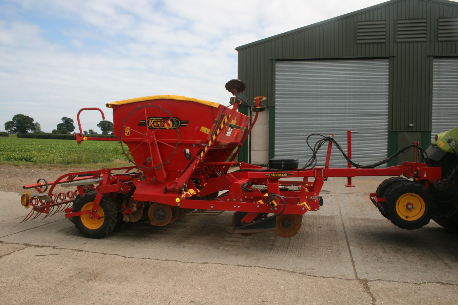Vaderstad Rapid 300S Super XL. Staggered wheels. Variable seed depth on ...