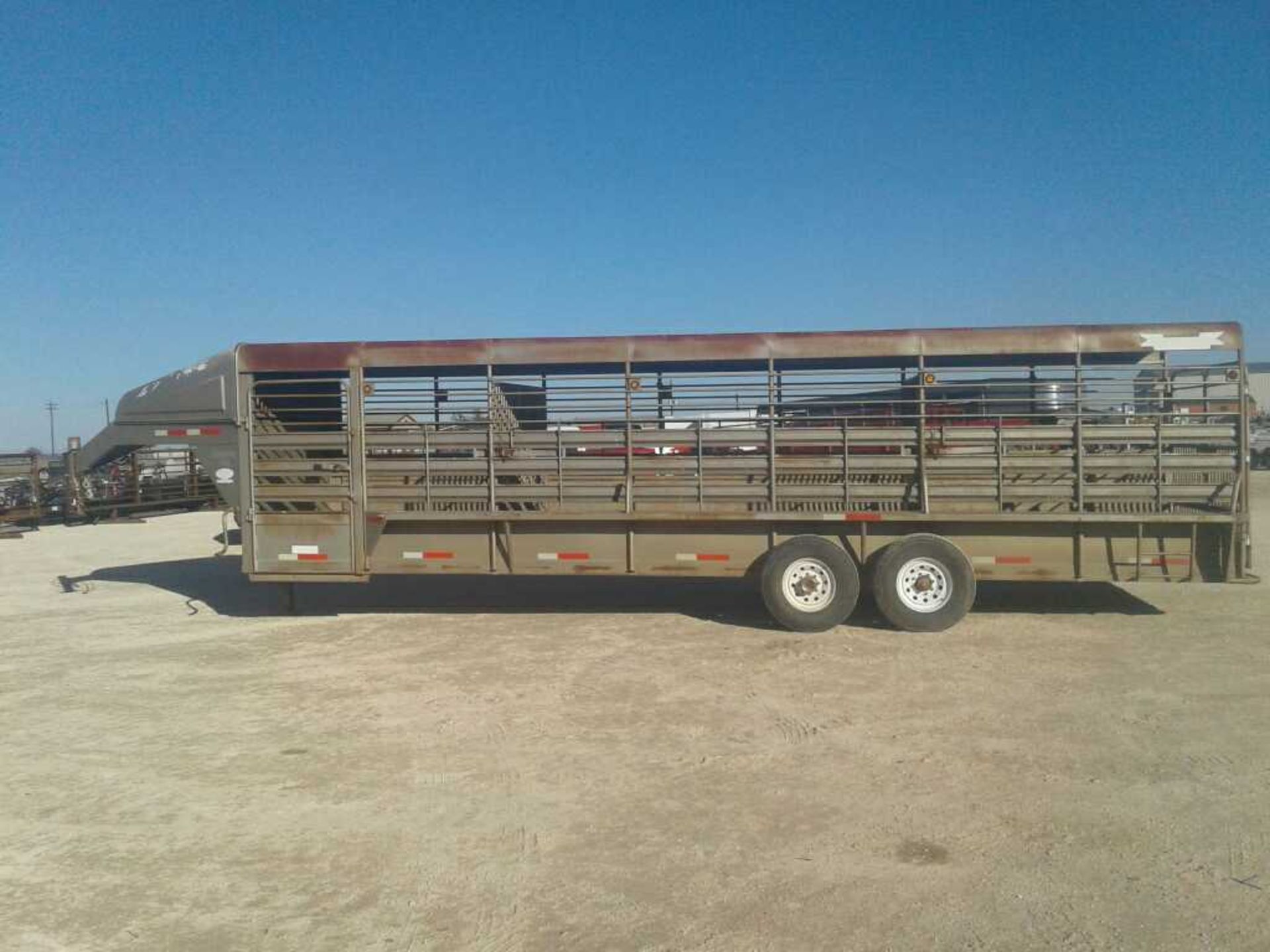 2006 Banens 28 ft Gooseneck Livestock Trailer, 2 7K Axles, 2 divider ...