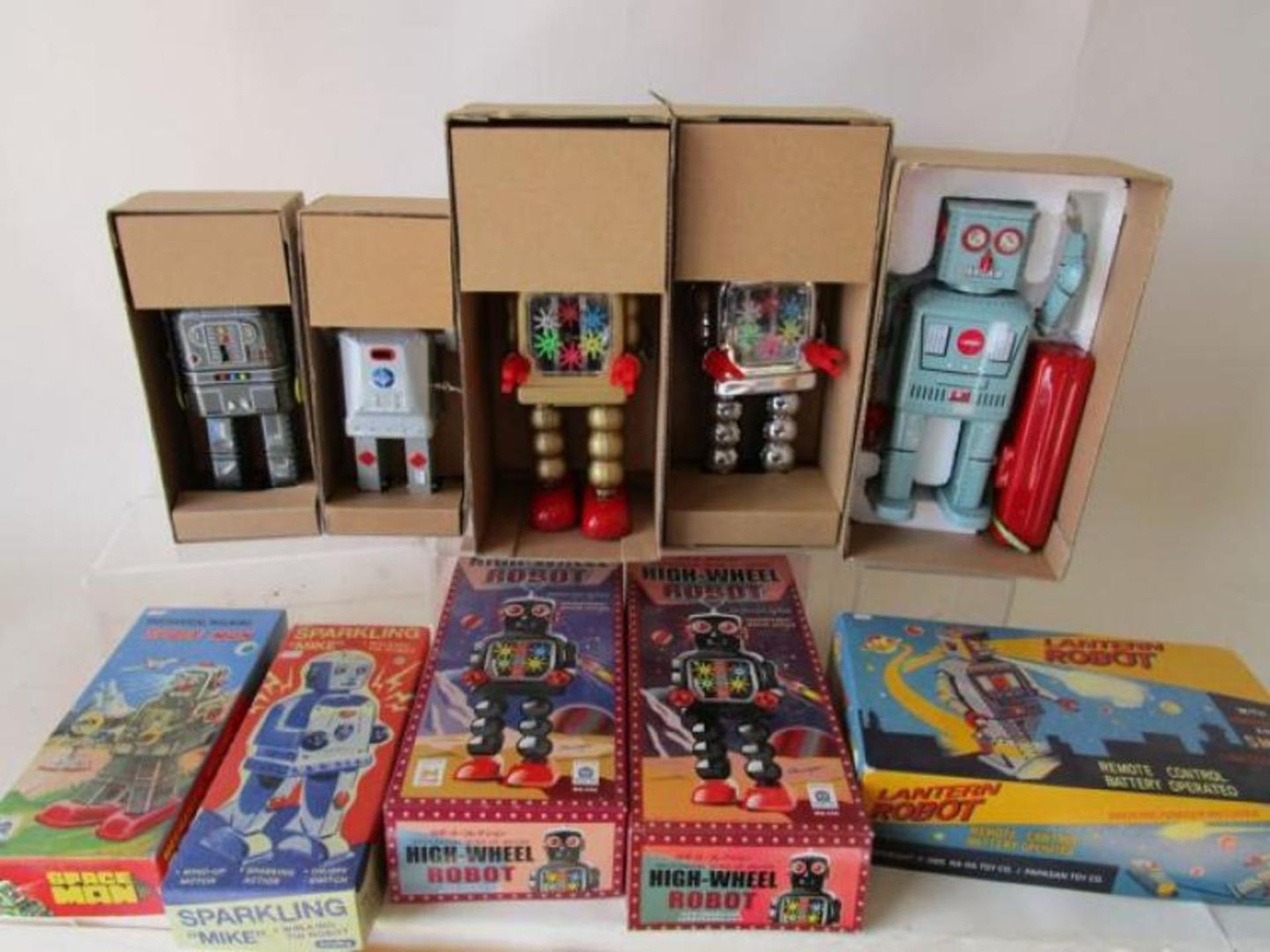 Lot van 5 Repro Robots w.o. 'Lantern Robot' , 'Space man' , 'Sparkling ...