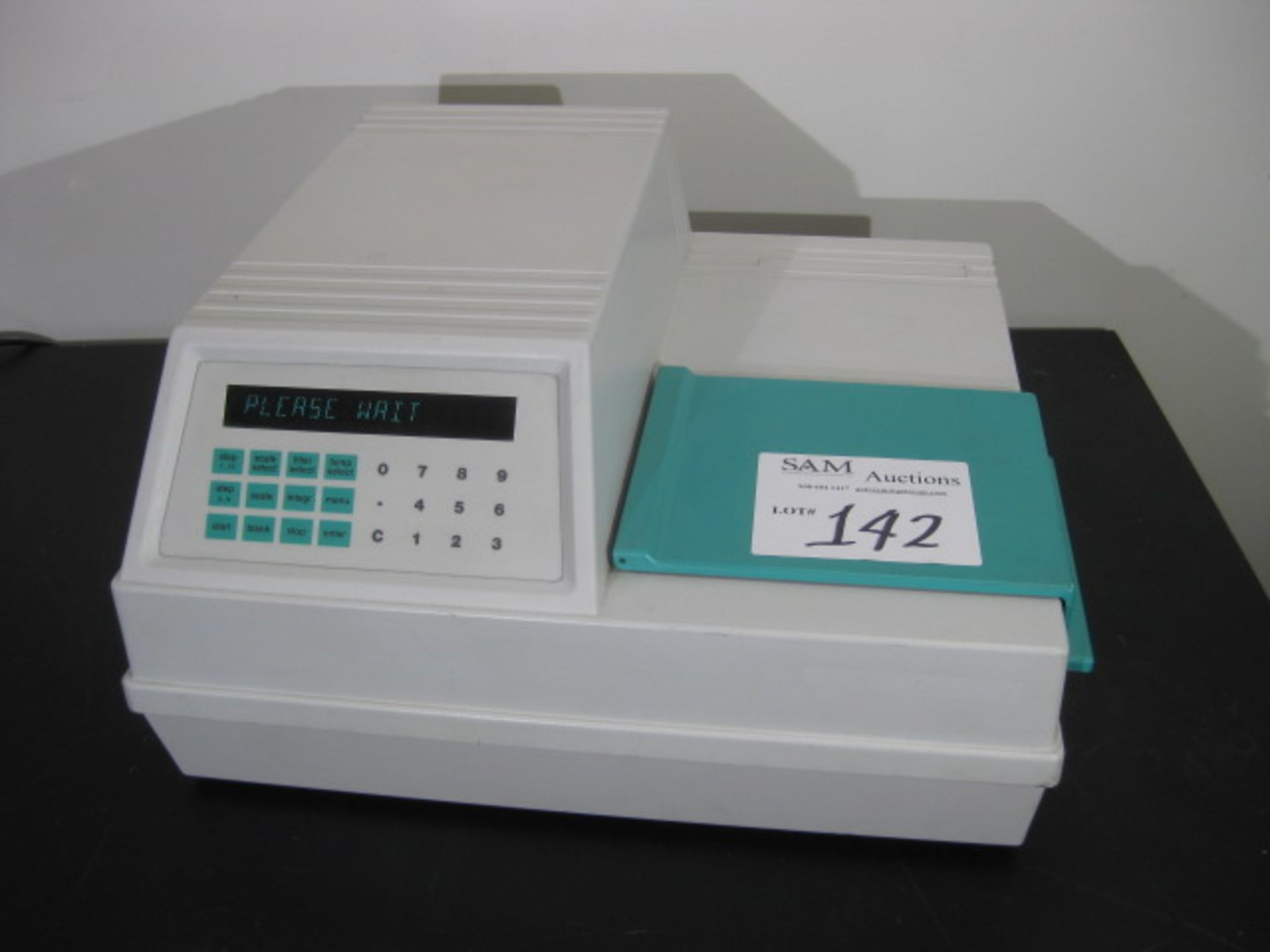 Labsystems Fluoroskan II Type 371 Microtiter Plate Reader, 40lbs, 16x17x9h