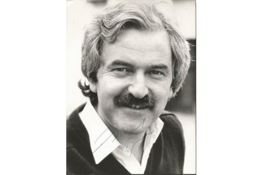 Des Lynam autographed photo. 8x6 black and white portrait photo signed ...