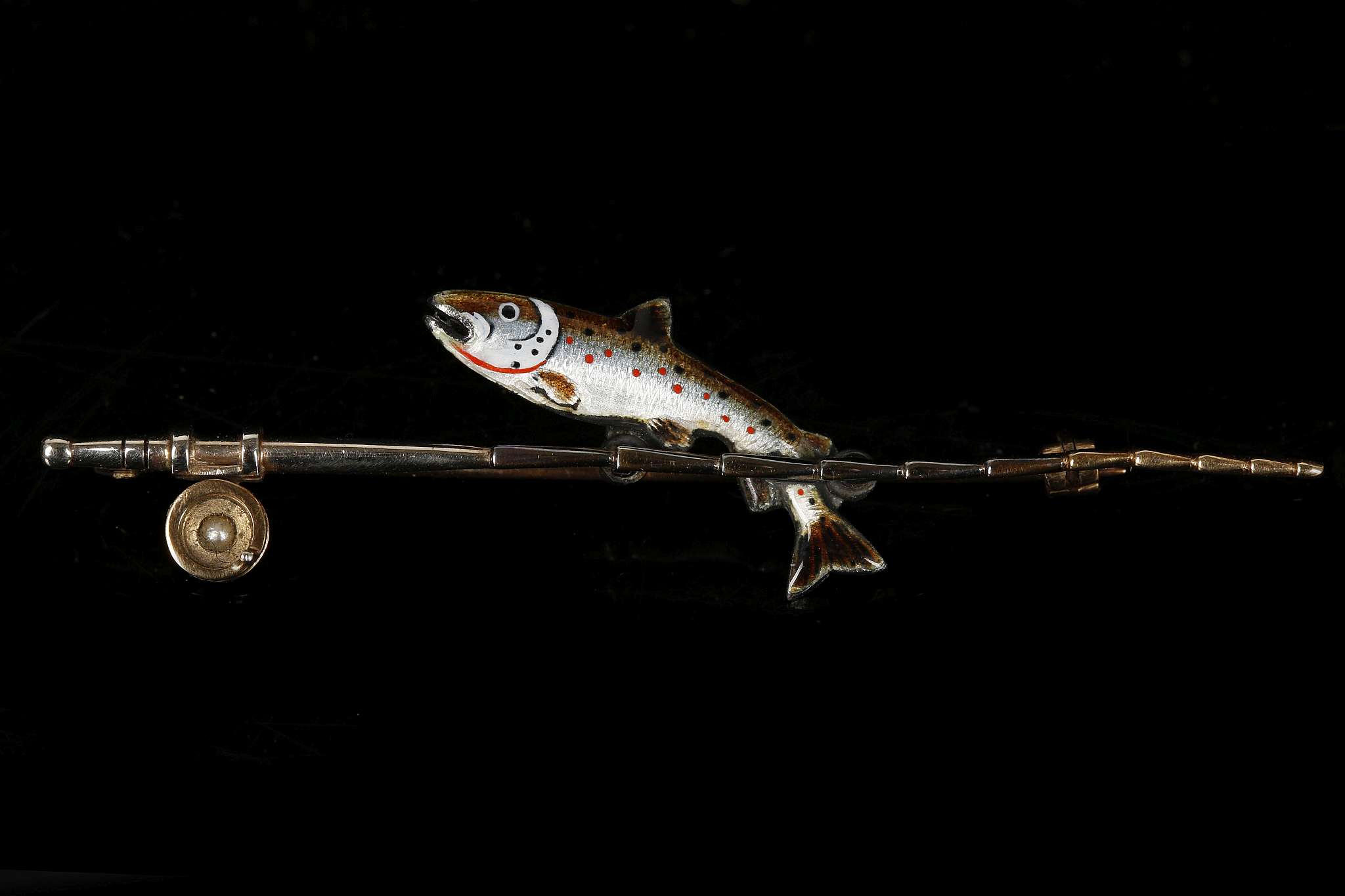 A good vintage 9ct gold fly fishing bar brooch, with enamelled brown ...
