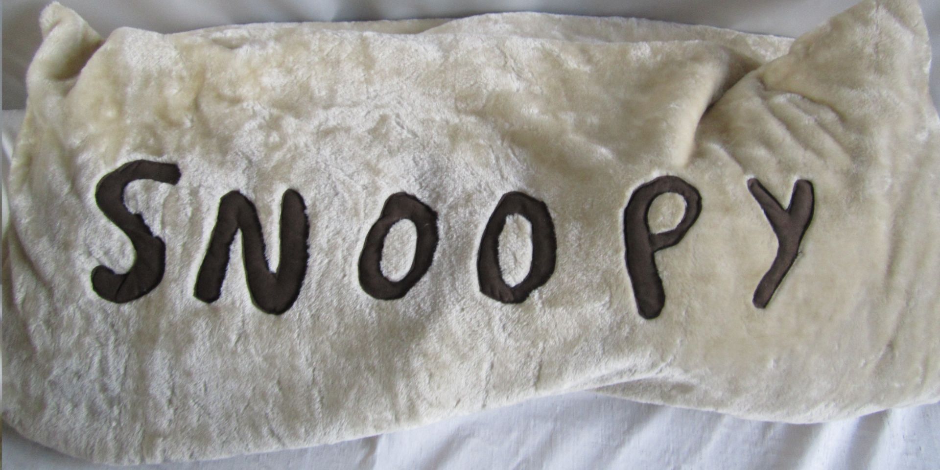 1 x Snoopy Dog Bed In Cream 100x108cm. Delivery Can Be Arranged For £7 ...