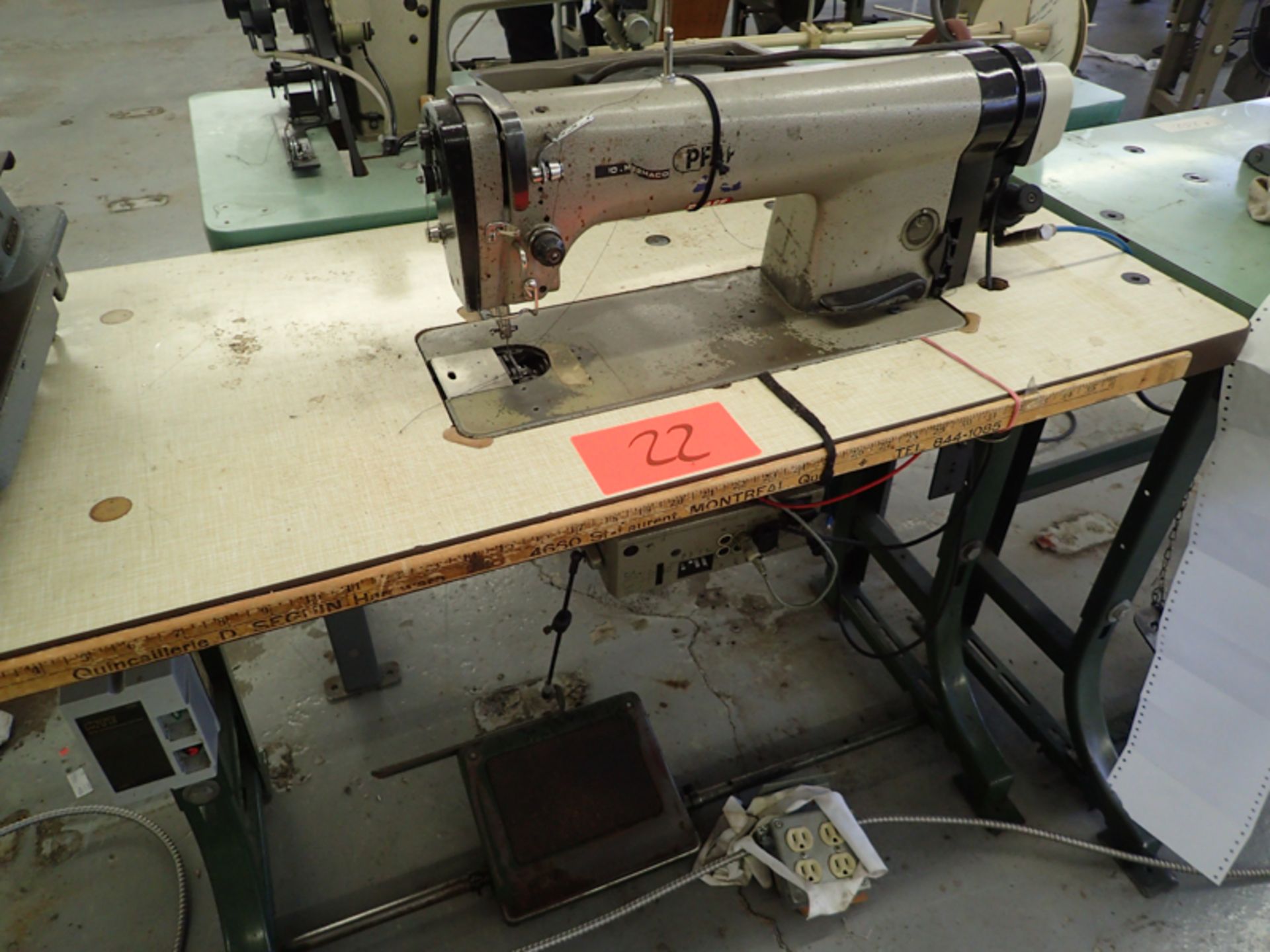 PFAFF MOD. 463-34/01-900/57-BS SEWING MACHINE W/ TABLE