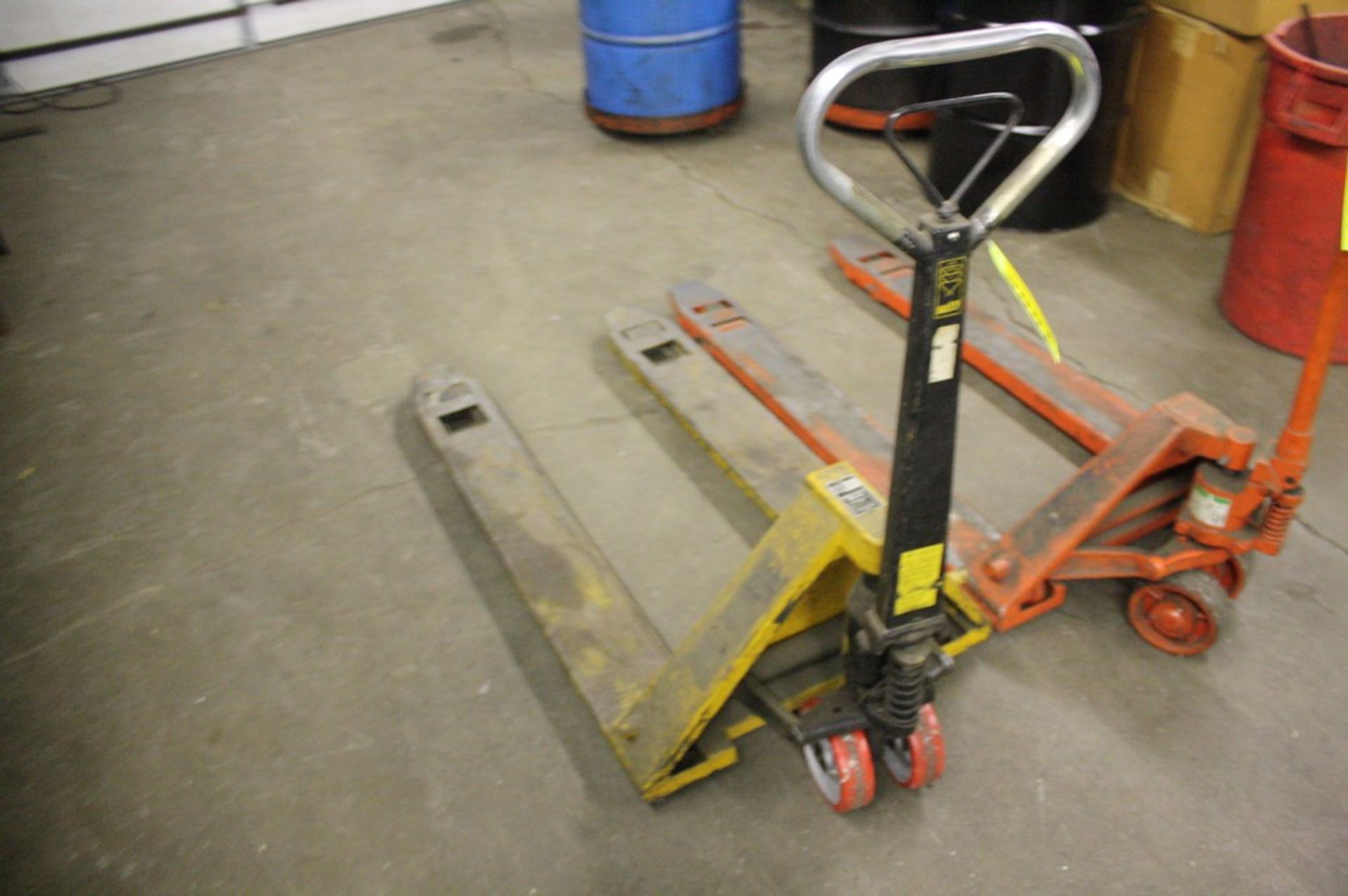 { Choice of lots: 1005, 1006 } MOBILE PALLET TRUCK MODEL ML55, 5500 LB ...