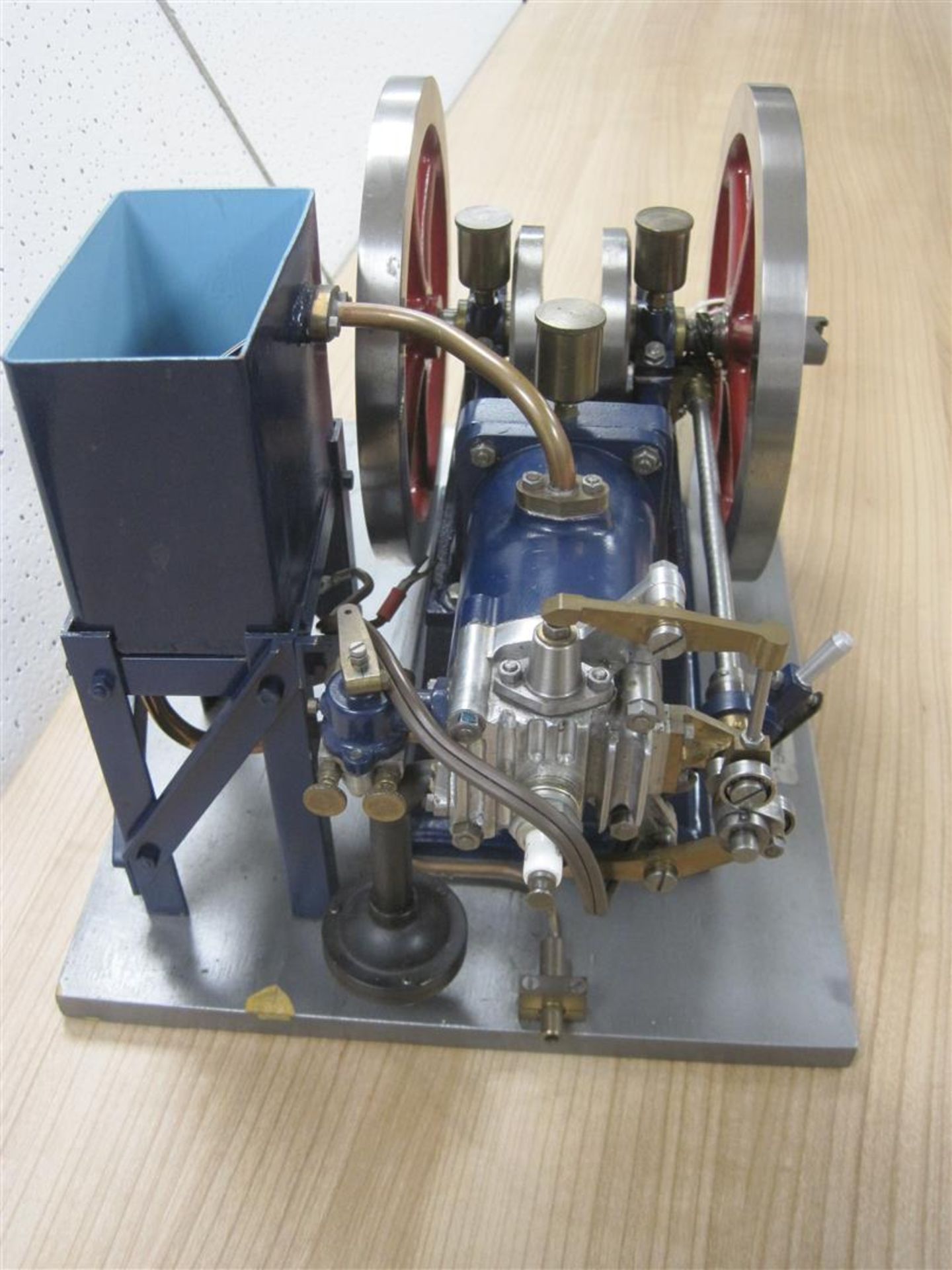 Wyvern 40cc side shaft gas engine designed by ET Westbury and featured ...