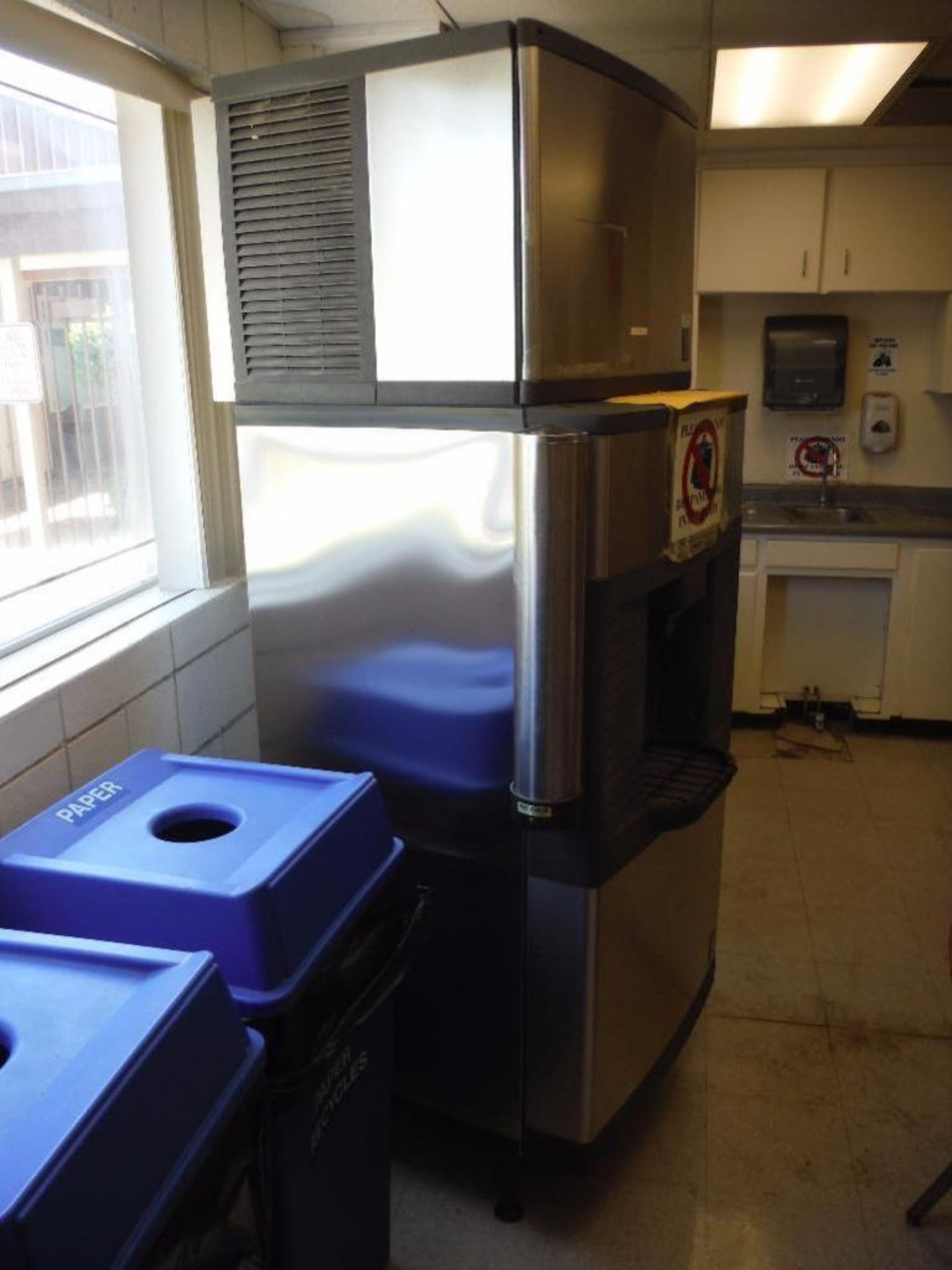 Manitowoc ice maker and dispenser, ice maker Model QD0452A, dispenser ...