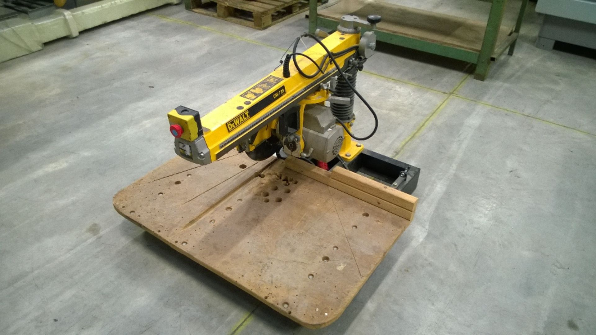 Dewalt DW729 Cross-cut saw, 3 phase, 350mm blade max. Yr 2003 Appriasal ...