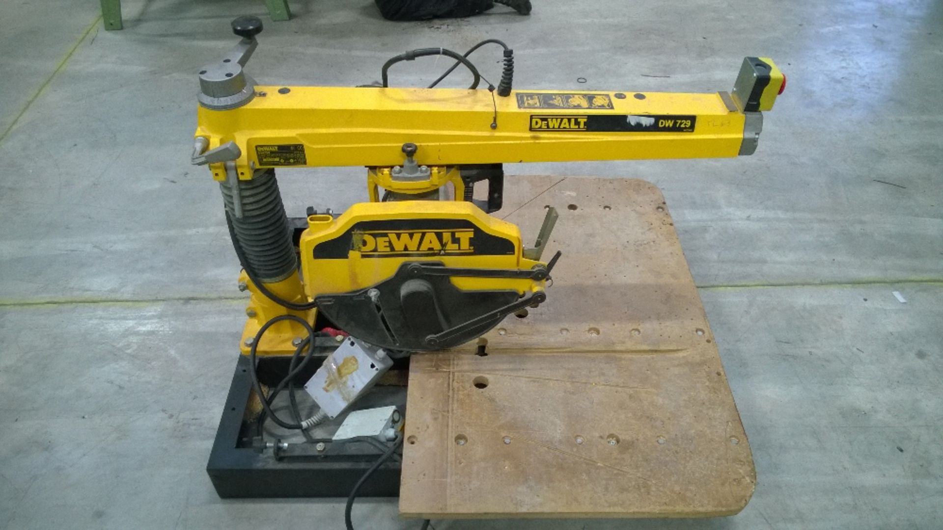 Dewalt DW729 Cross-cut saw, 3 phase, 350mm blade max. Yr 2003 Appriasal ...