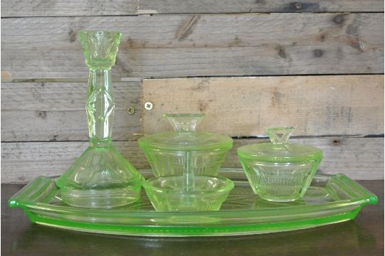 COLLECTABLES - A vintage/ antique Art Deco 5 piece green/ Uranium glass ...